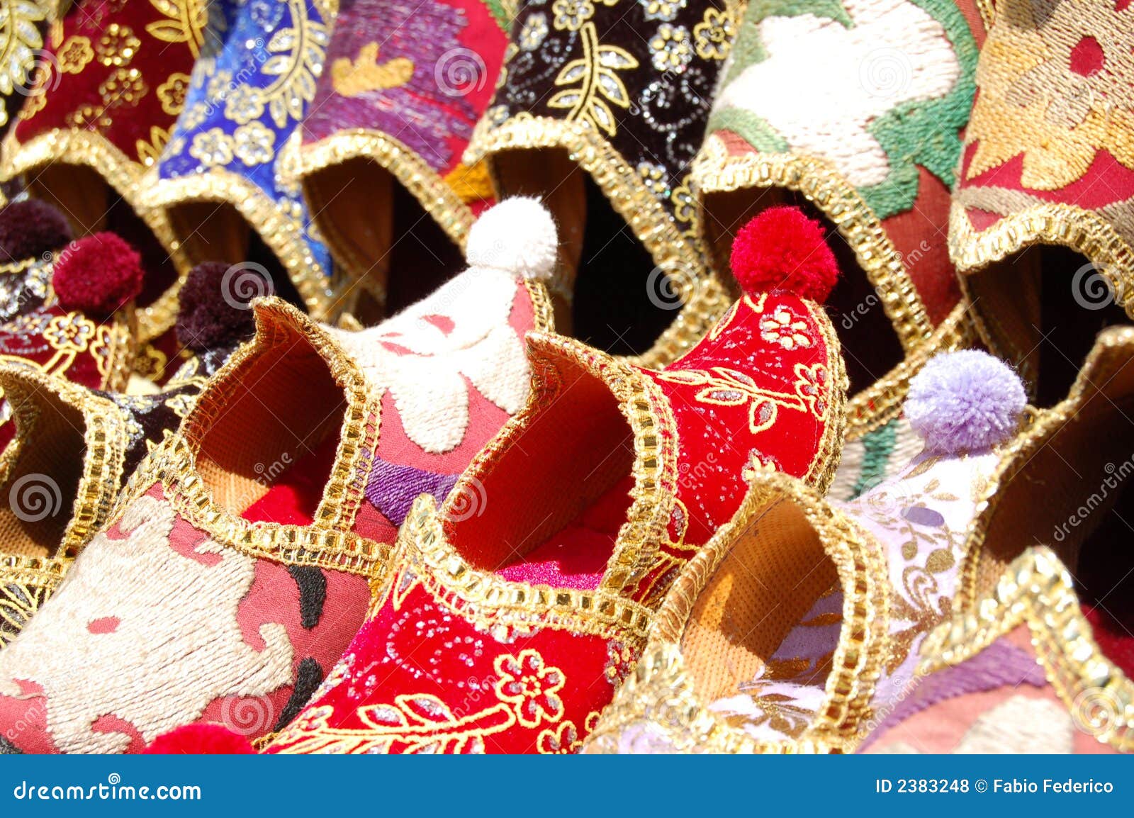 Zapatos turcos coloreados foto de archivo. Imagen de tradicional - 2383248