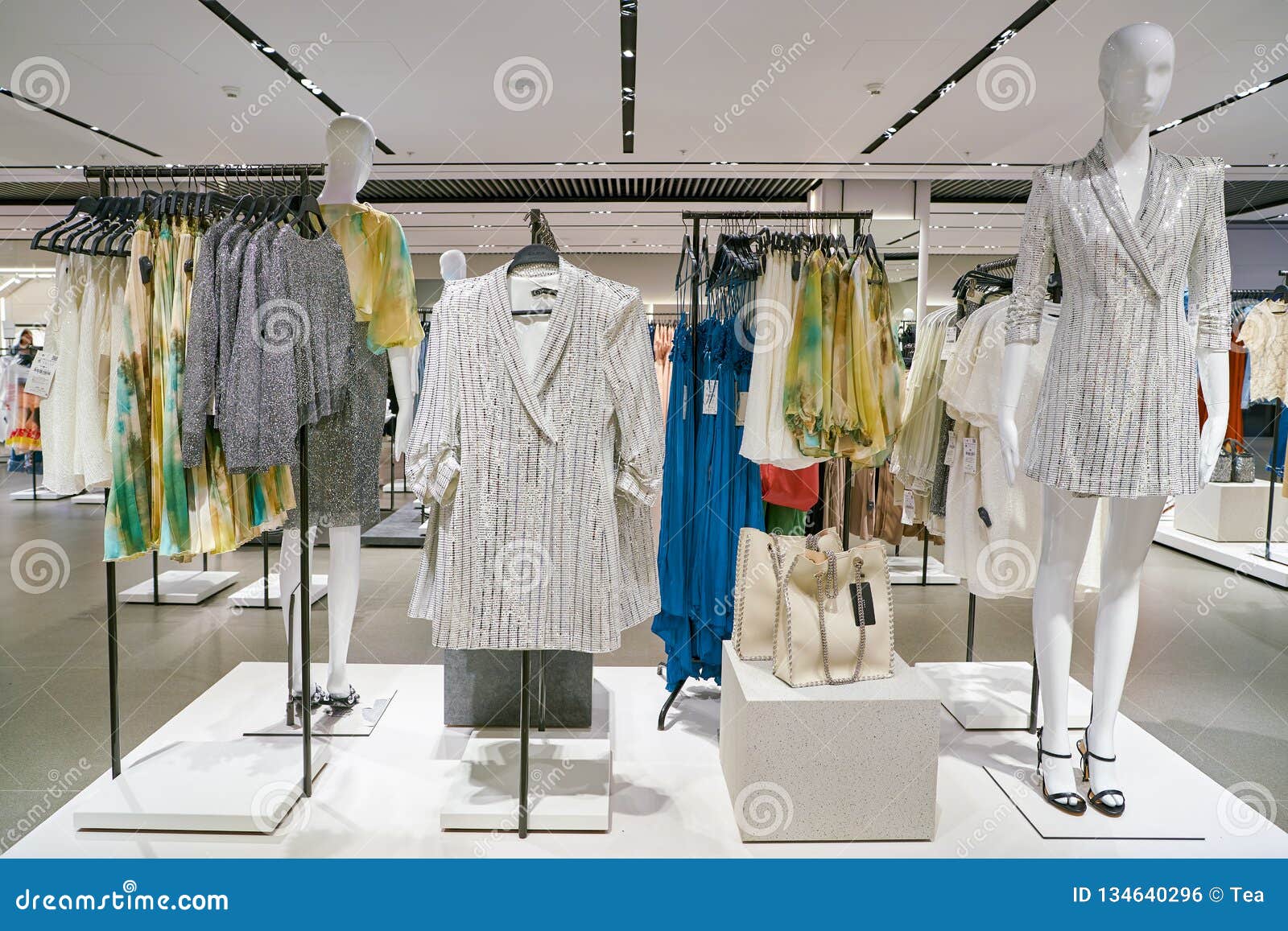 Zara foto editorial. Imagen de moderno, variedad, elegante - 134640296