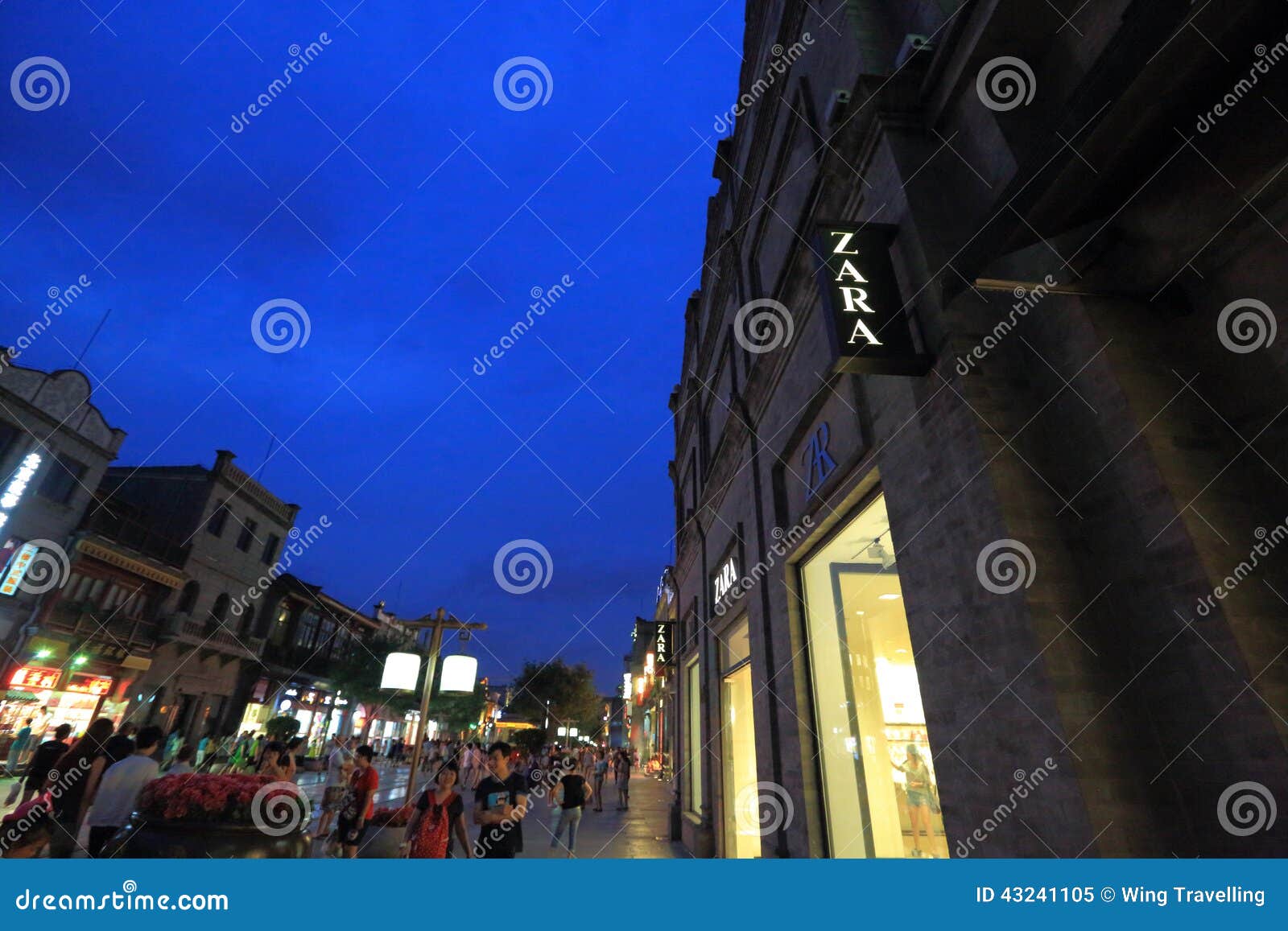 Zara store editorial image. Image of customers, retail - 43241105