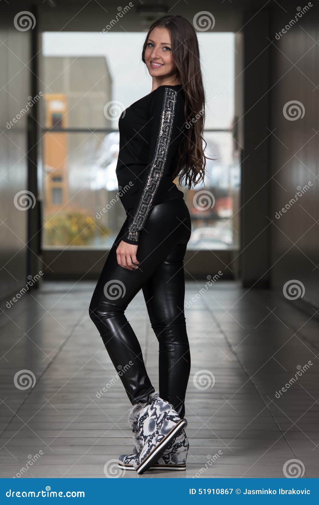 Zauber-Mode-Modell Wearing Leather Pants Und Hemd Stockbild - Bild von ...