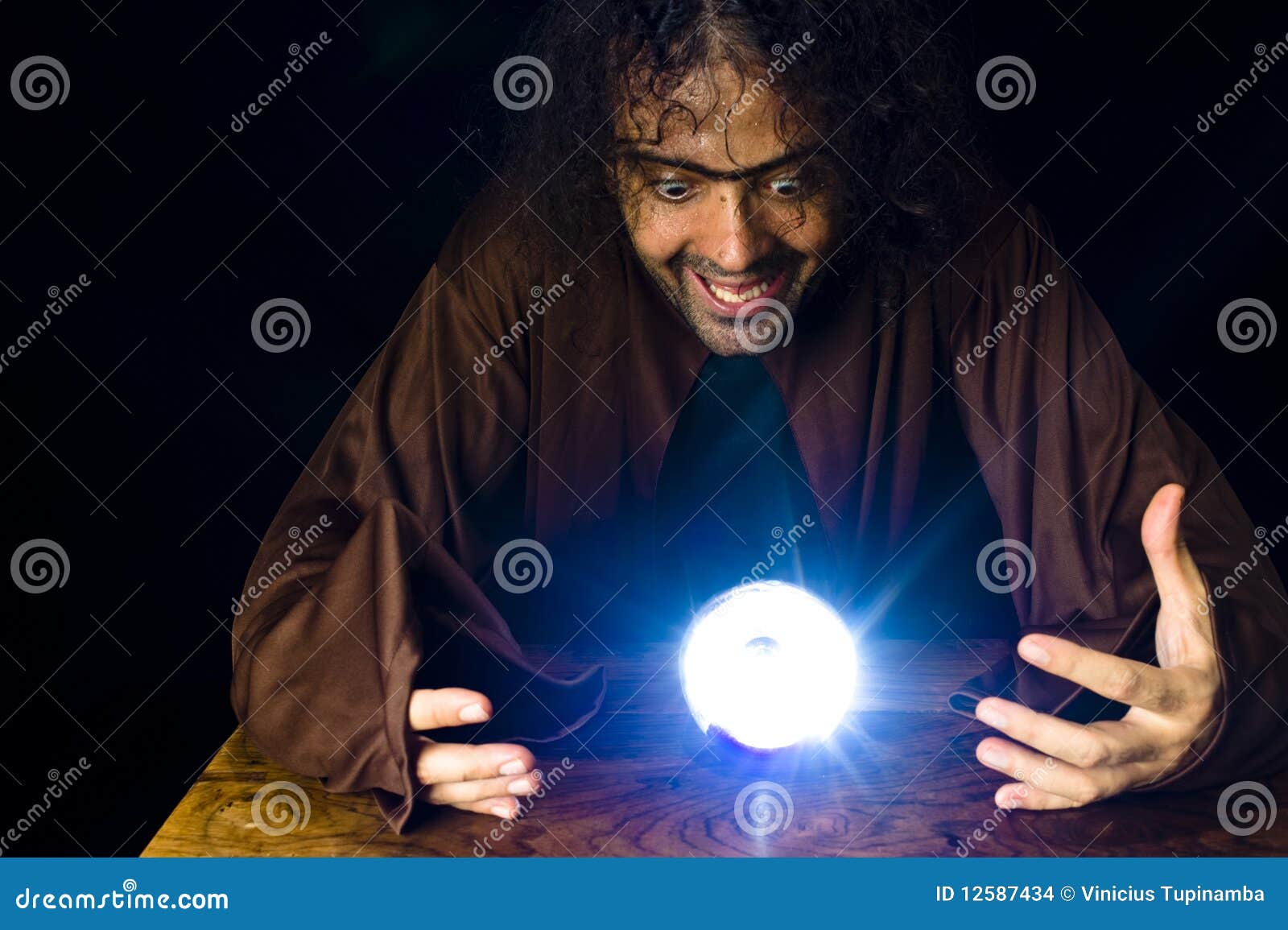 Zauberer stockfoto. Bild von kristall, vorhersage, geistig - 12587434