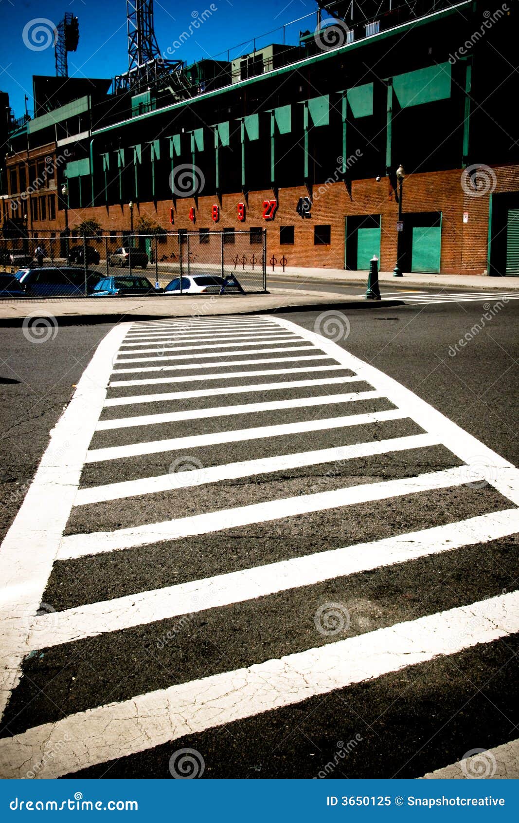 Zebrapad stock afbeelding. Image of auto, kruispunt, omheining - 3650125