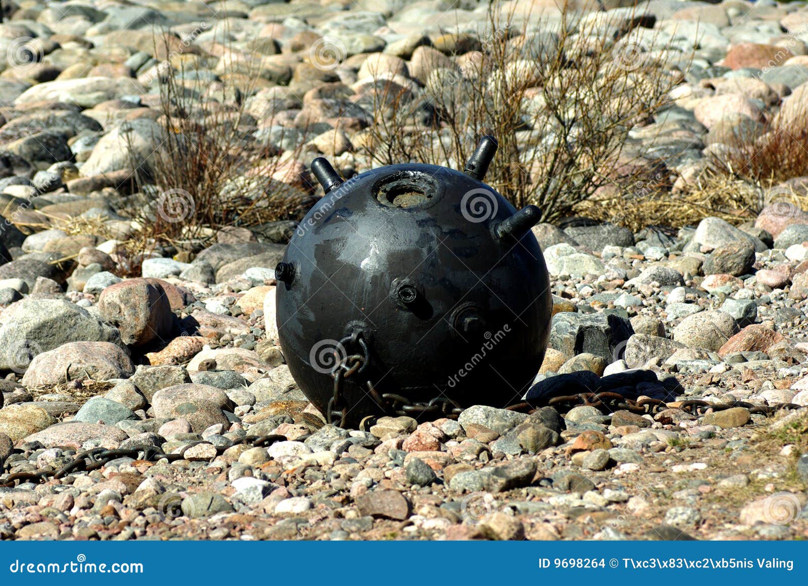 Zee bom bij de kust stock foto. Image of nazisme, ronde - 9698264