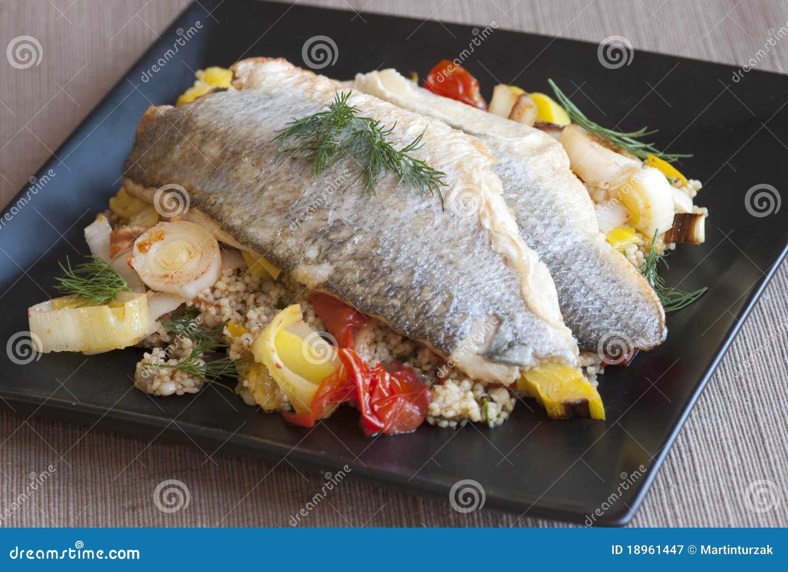 Zeebaars stock afbeelding. Image of vers, voedsel, plaat - 18961447