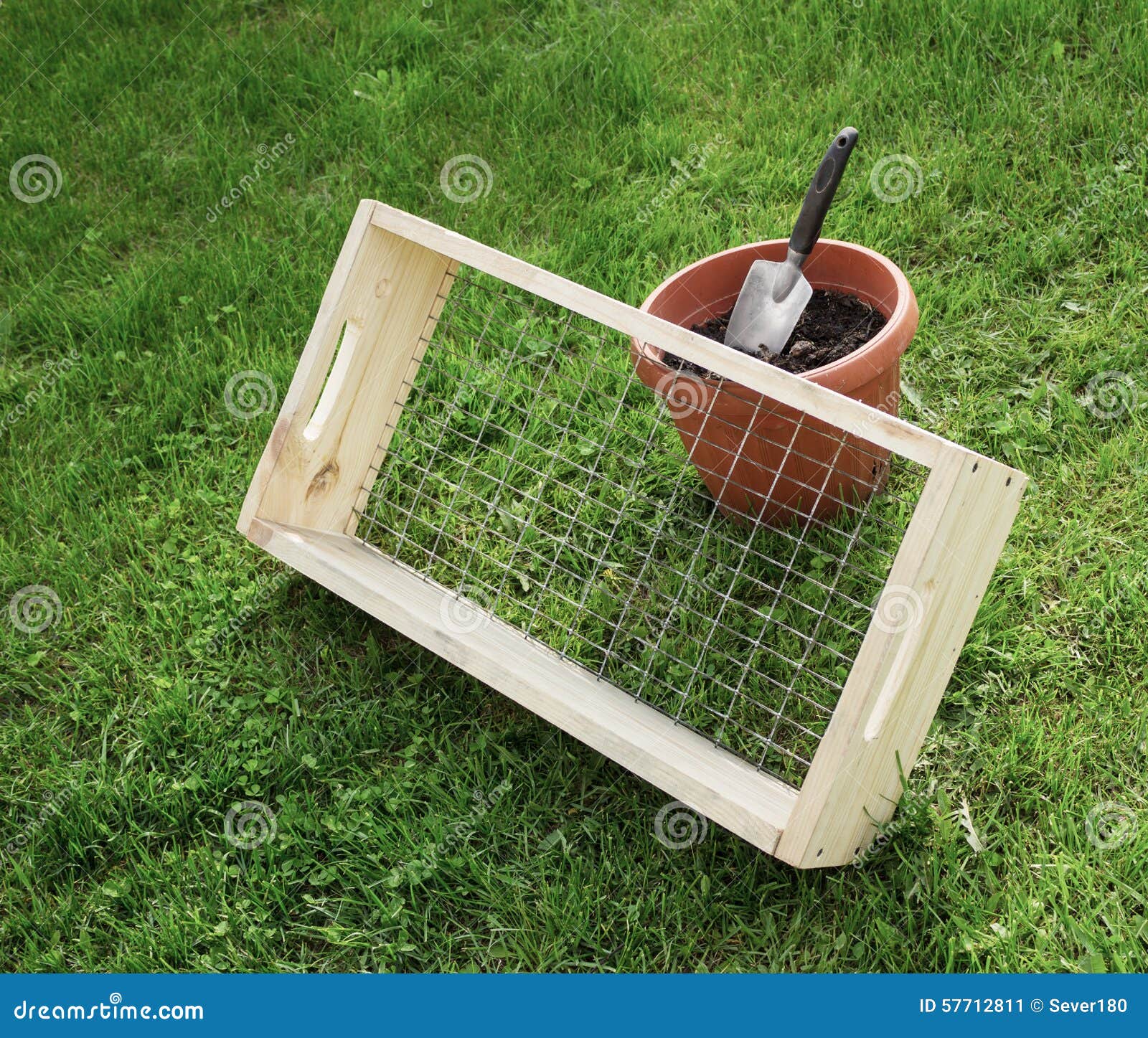 Zeef Voor De Tuinwerken En Lepel Stock Afbeelding - Image of ...