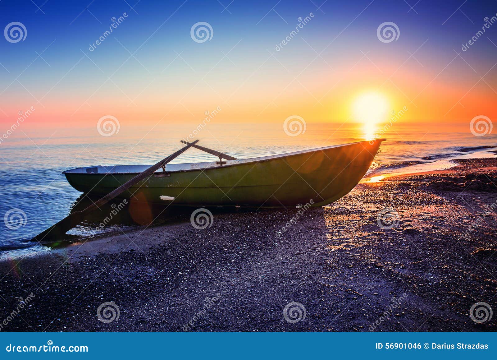 Zeegezicht met vissersboot stock foto. Image of overzees - 56901046