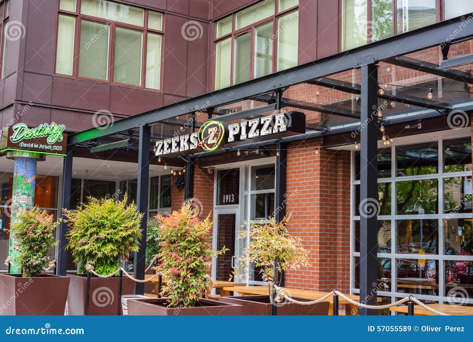 Zeeks Pizza editorial stock image. Image of mushrooms - 57055589