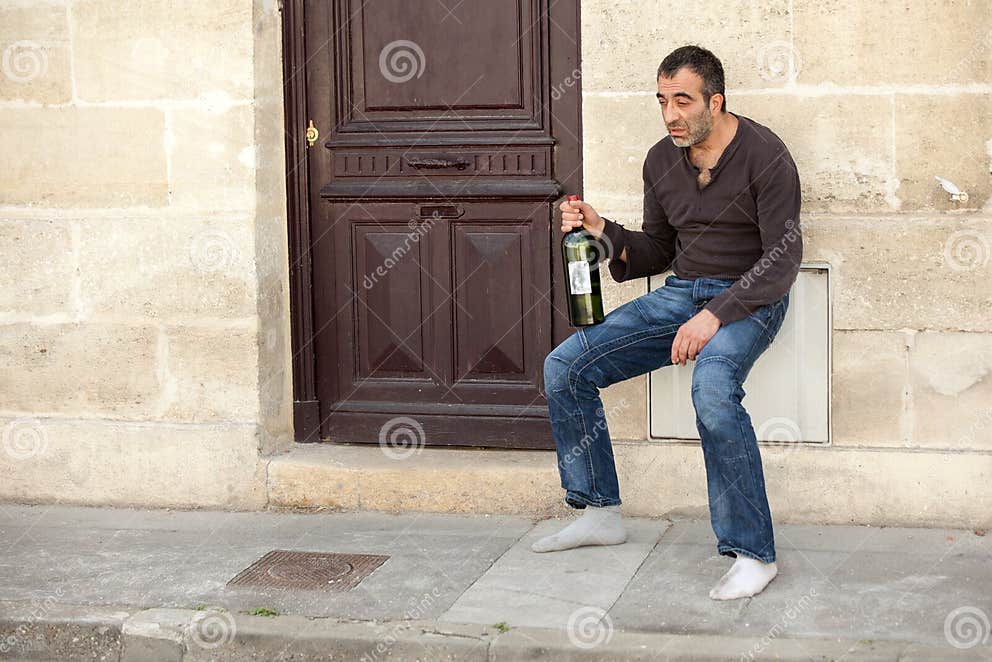 Zeer dronken mens stock foto. Image of kwesties, alcoholisme - 15817638