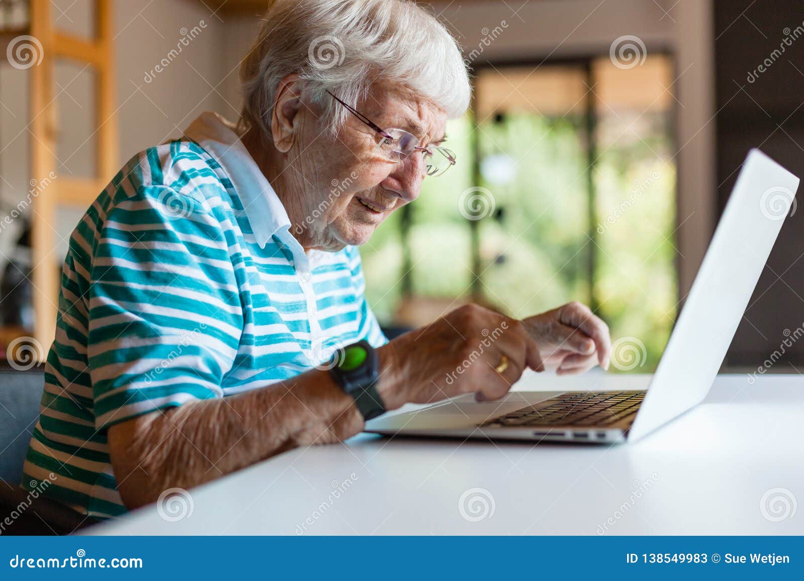 Zeer Oude Hogere Vrouw Die Een Computer Met Behulp Van Stock Afbeelding ...