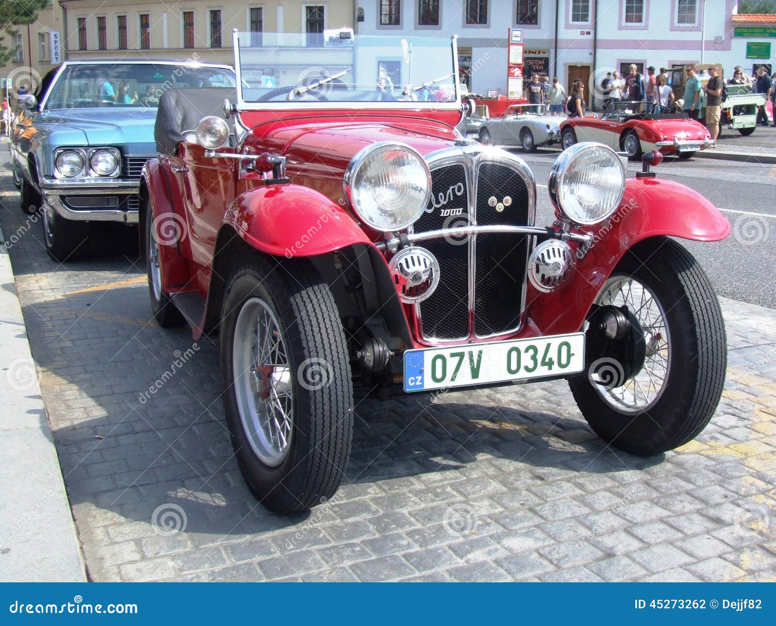 Zeer oude rode cabriolet redactionele fotografie. Image of historisch ...