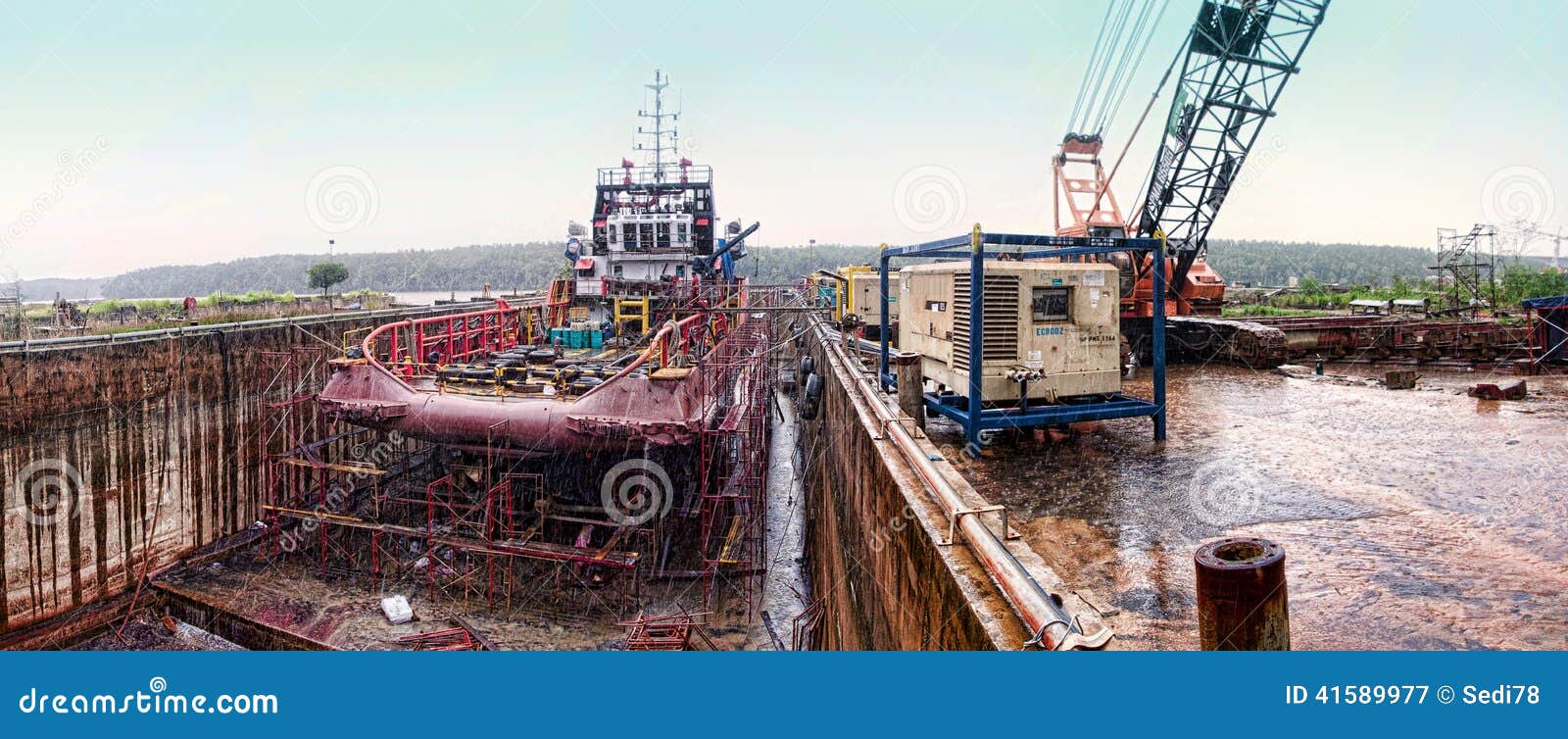Zeeschip Bij Drydock Tijdens Het Regenen Stock Afbeelding - Image of ...