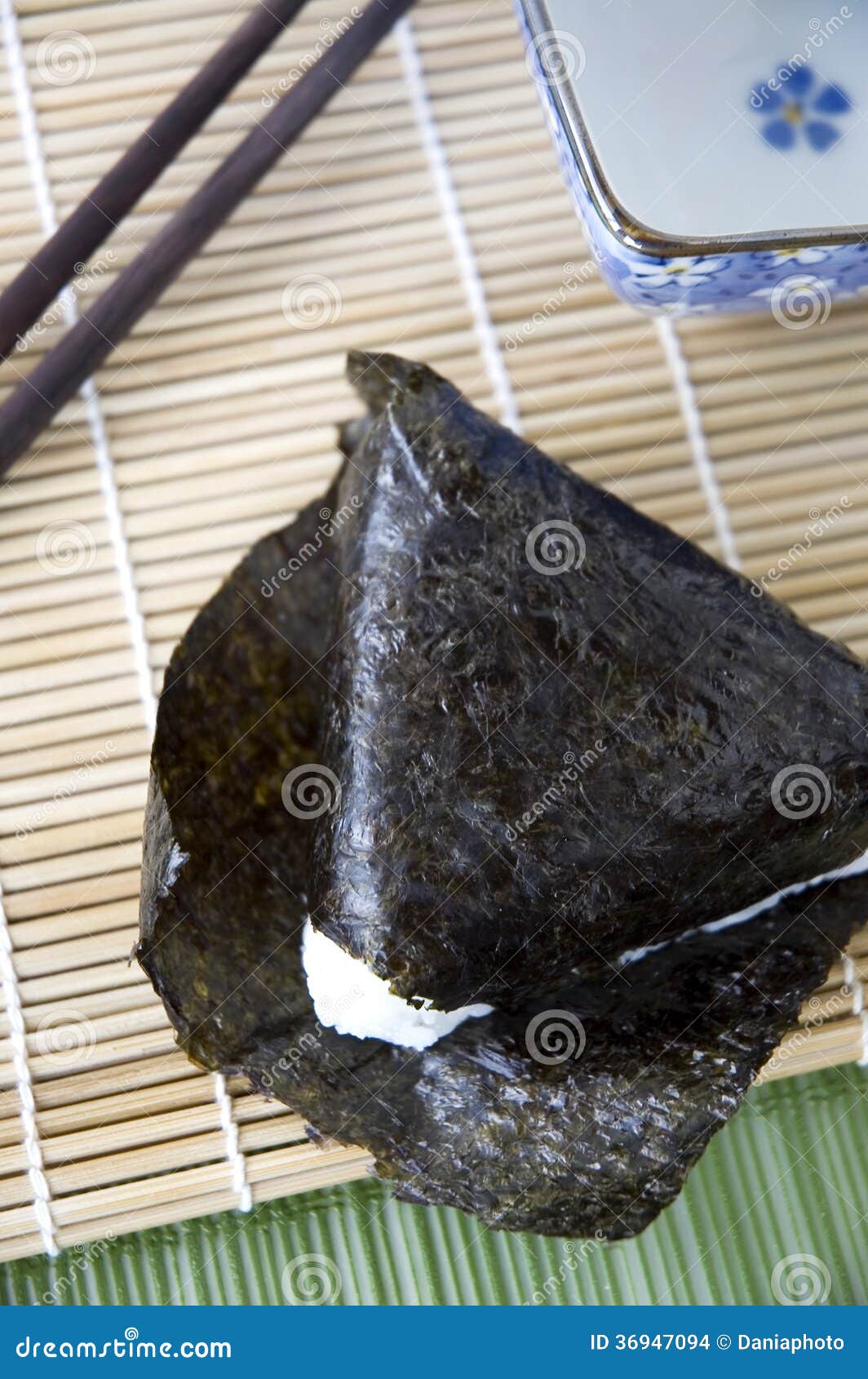 Zeewier met rijst stock foto. Image of sushi, naughty - 36947094