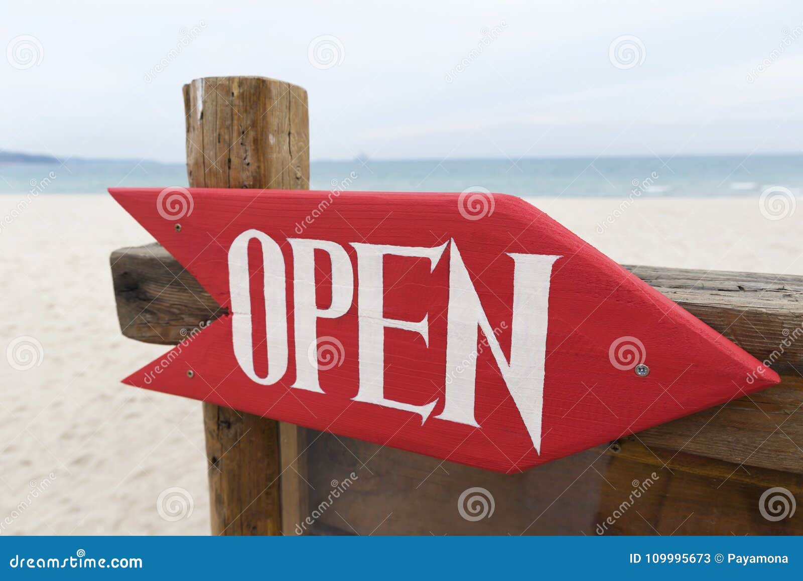 Zeichen Offen Auf Dem Strand Roter Pfeil Stockbild - Bild von geöffnet ...