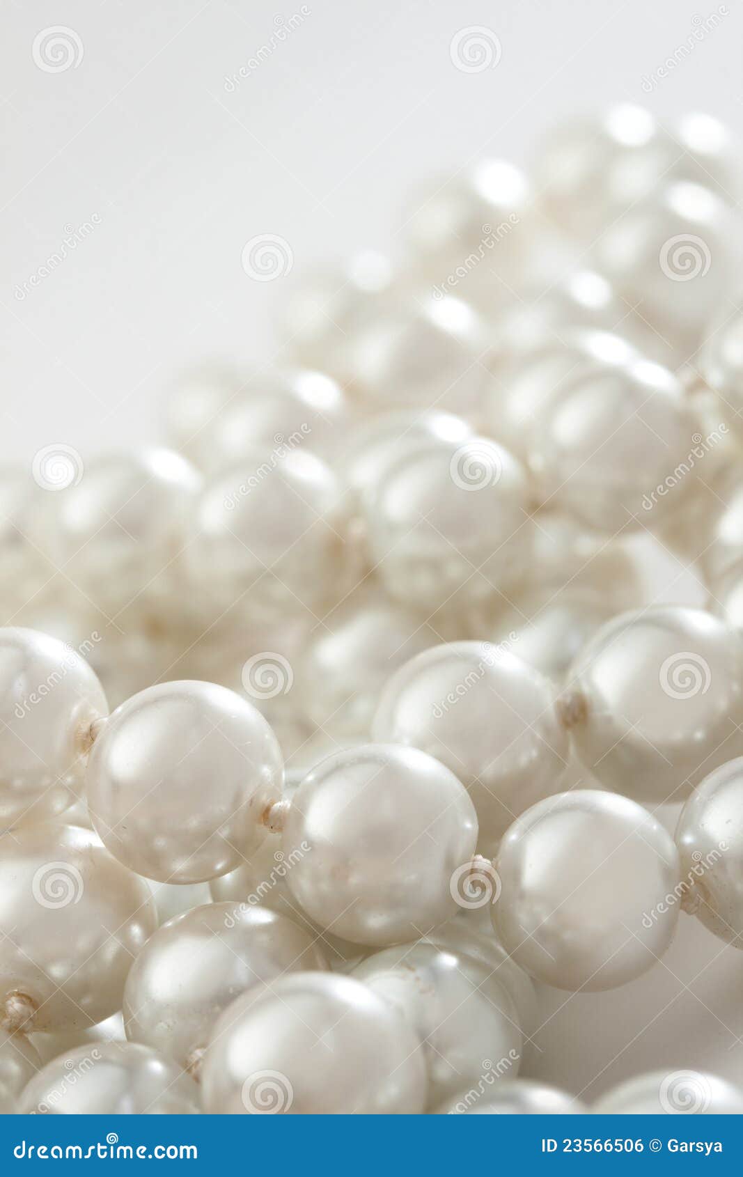 Zeichenkette der Perlen stockfoto. Bild von korn, funkeln - 23566506