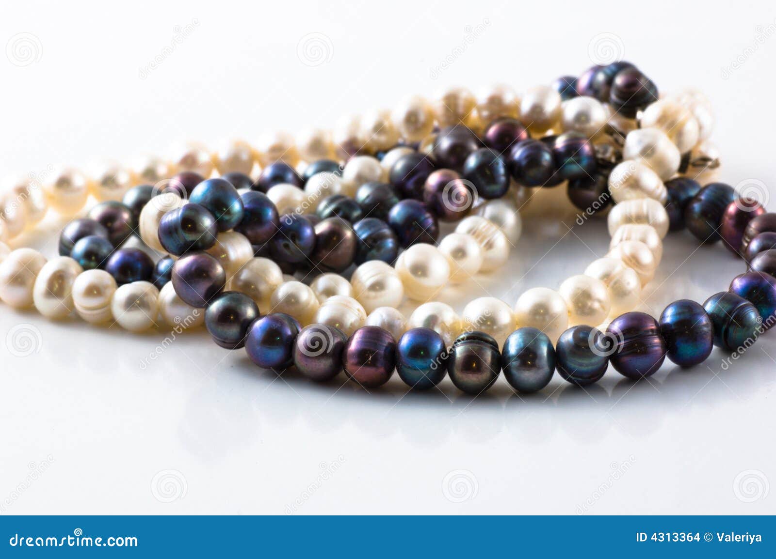 Zeichenkette der Perlen stockfoto. Bild von hoch, verbindung - 4313364