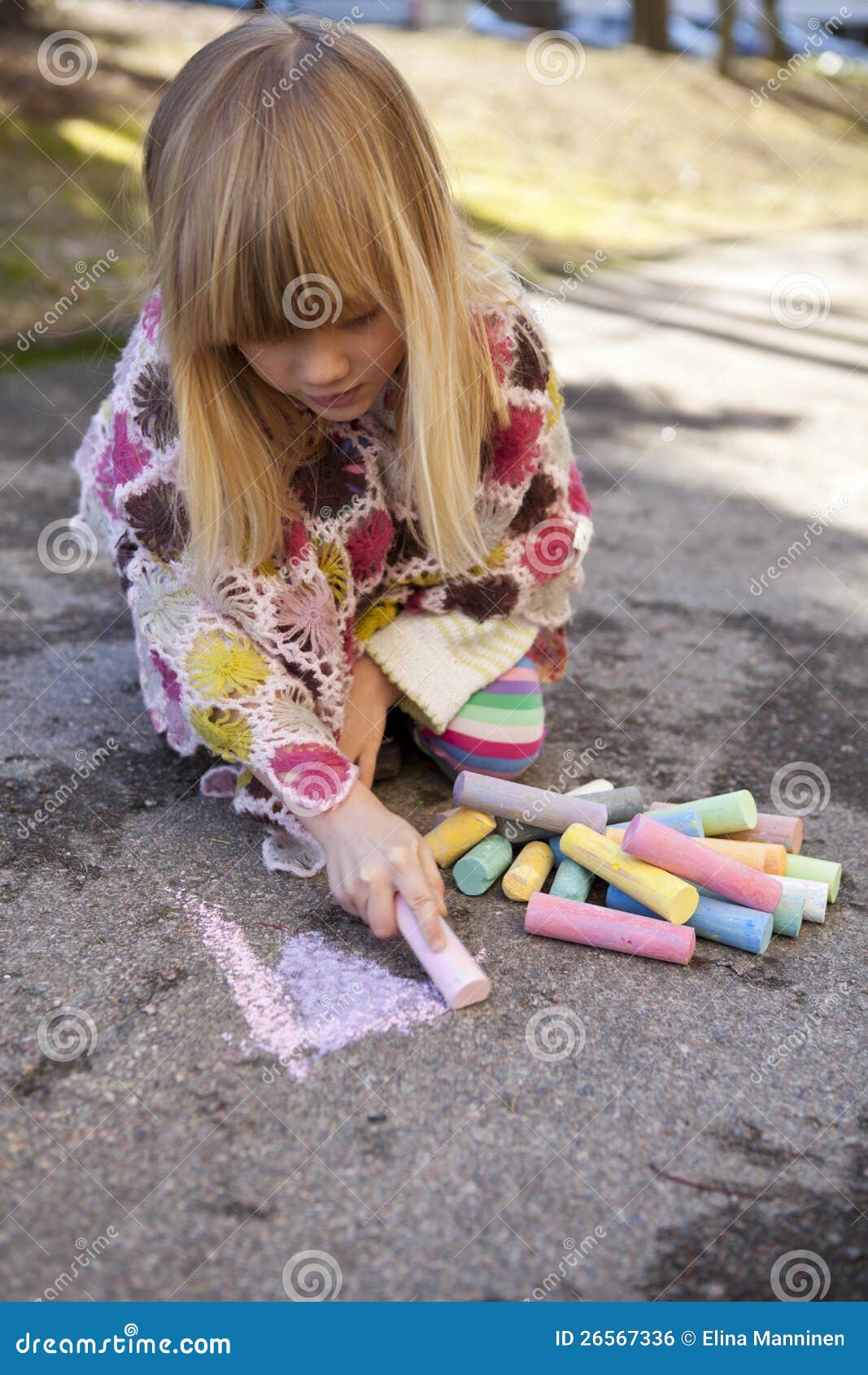 Zeichnen mit Kreide stockfoto. Bild von zeichnung, lebensstil - 26567336