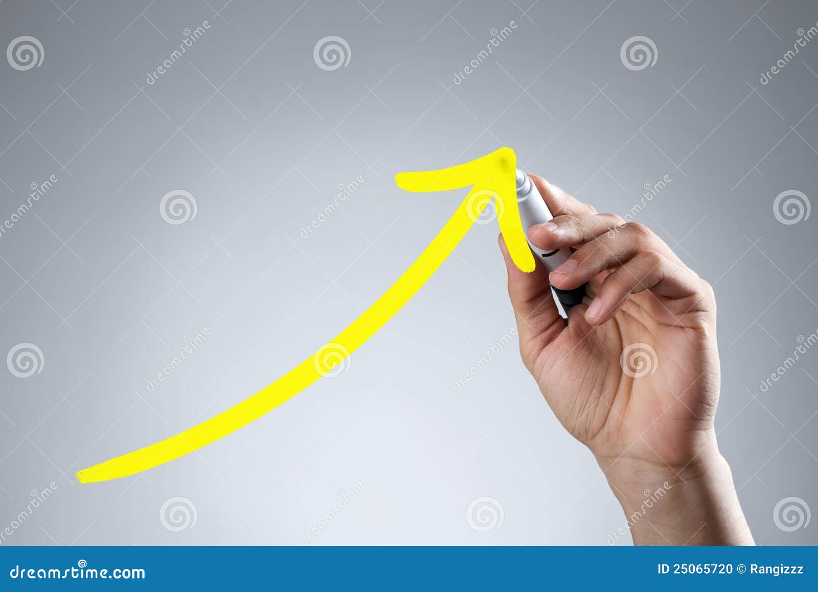 Zeichnender gelber Pfeil stockfoto. Bild von sachkenntnis - 25065720