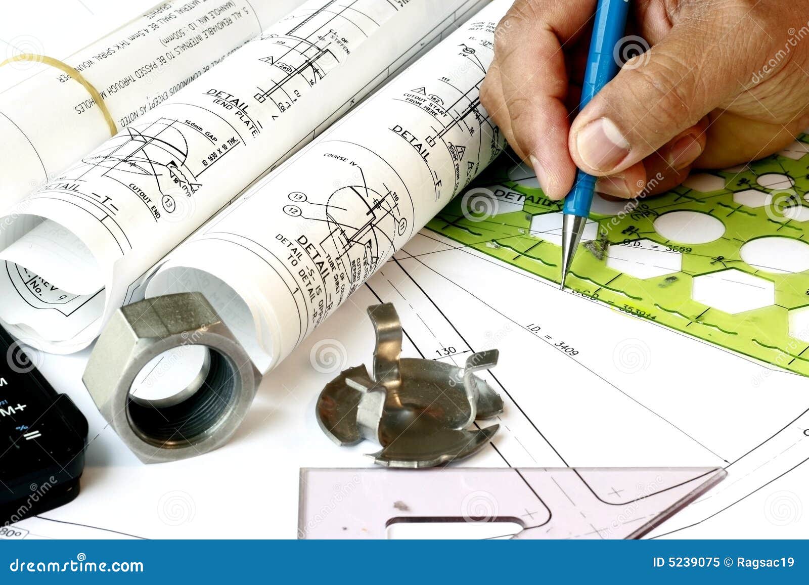 Zeichner mit Technikplänen stockbild. Bild von plan, unternehmen - 5239075