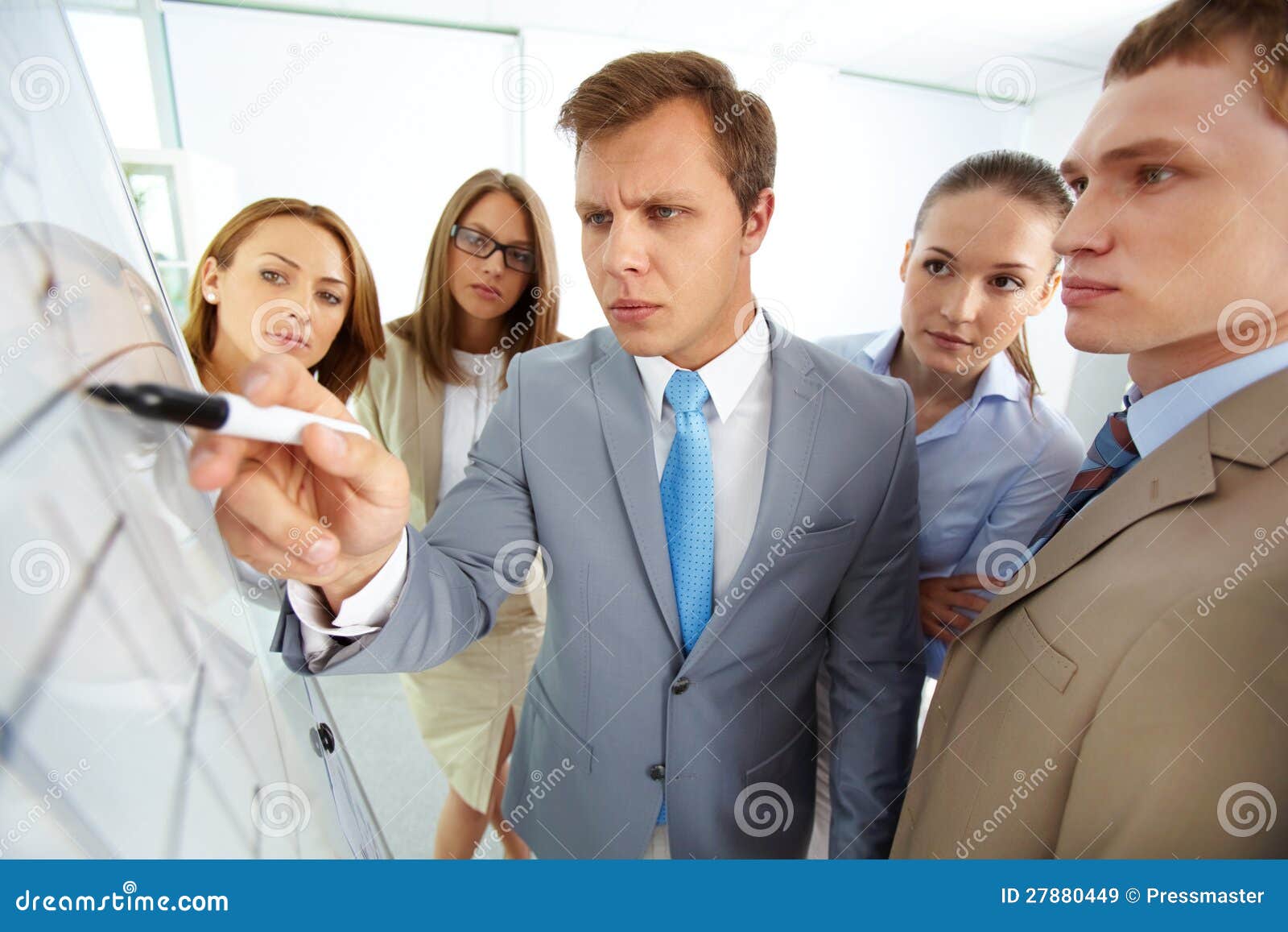 Zeigen auf whiteboard stockbild. Bild von büro, überzeugt - 27880449