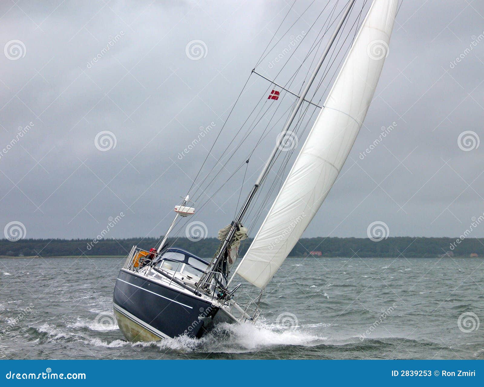 Zeilboot Die in De Winter Rent Stock Afbeelding - Image of wind, oceaan ...