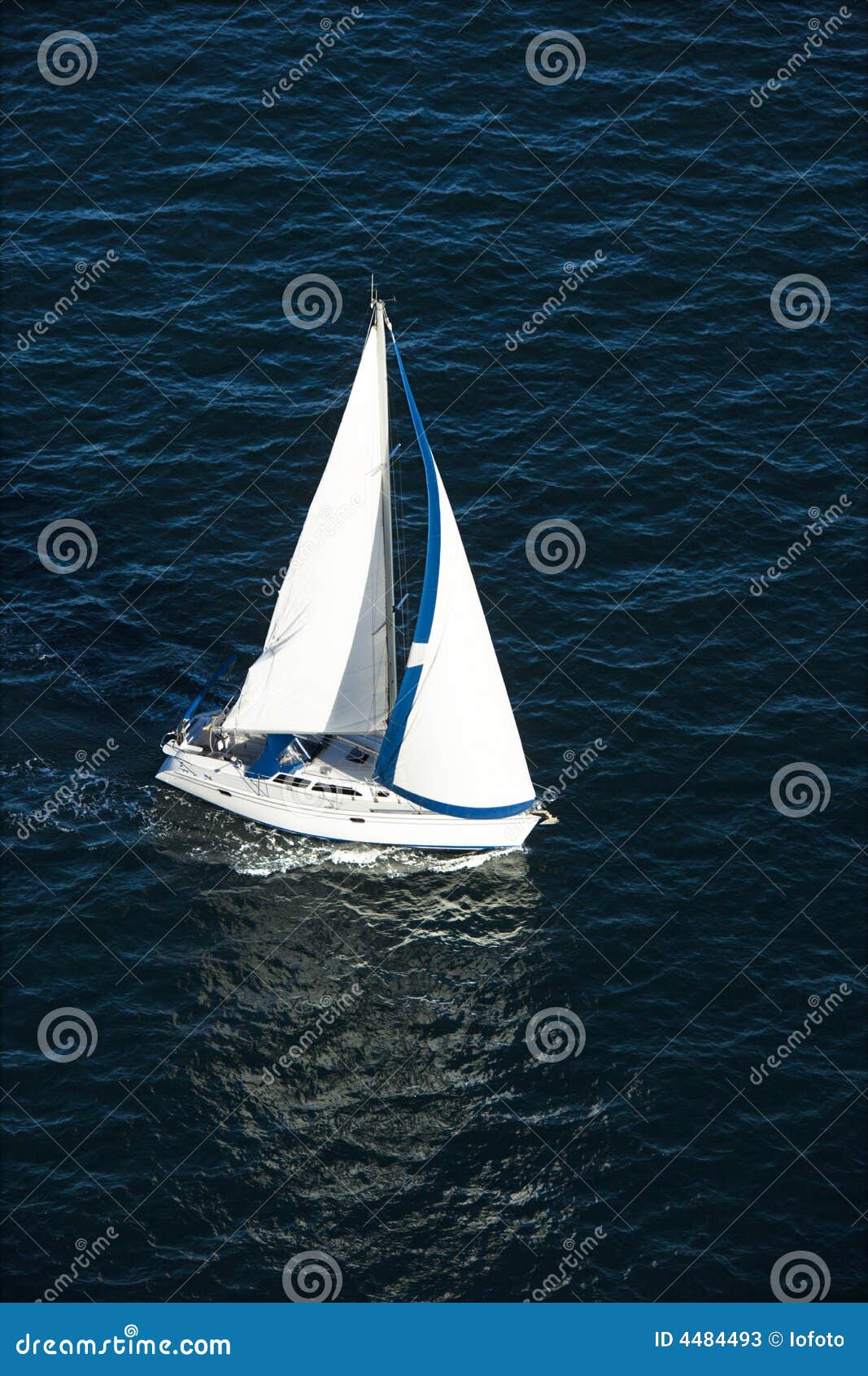 Zeilboot Die Op Water Vaart Stock Afbeelding - Image of kleur, zeilboot ...