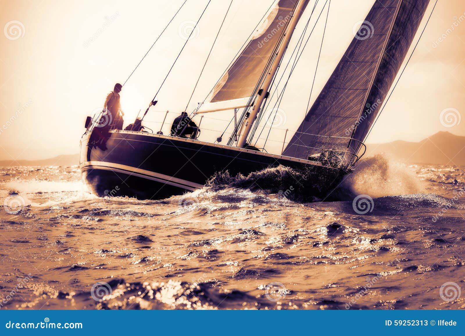 Zeilboot Die Op Zonsondergang Varen Stock Afbeelding - Image of blauw ...