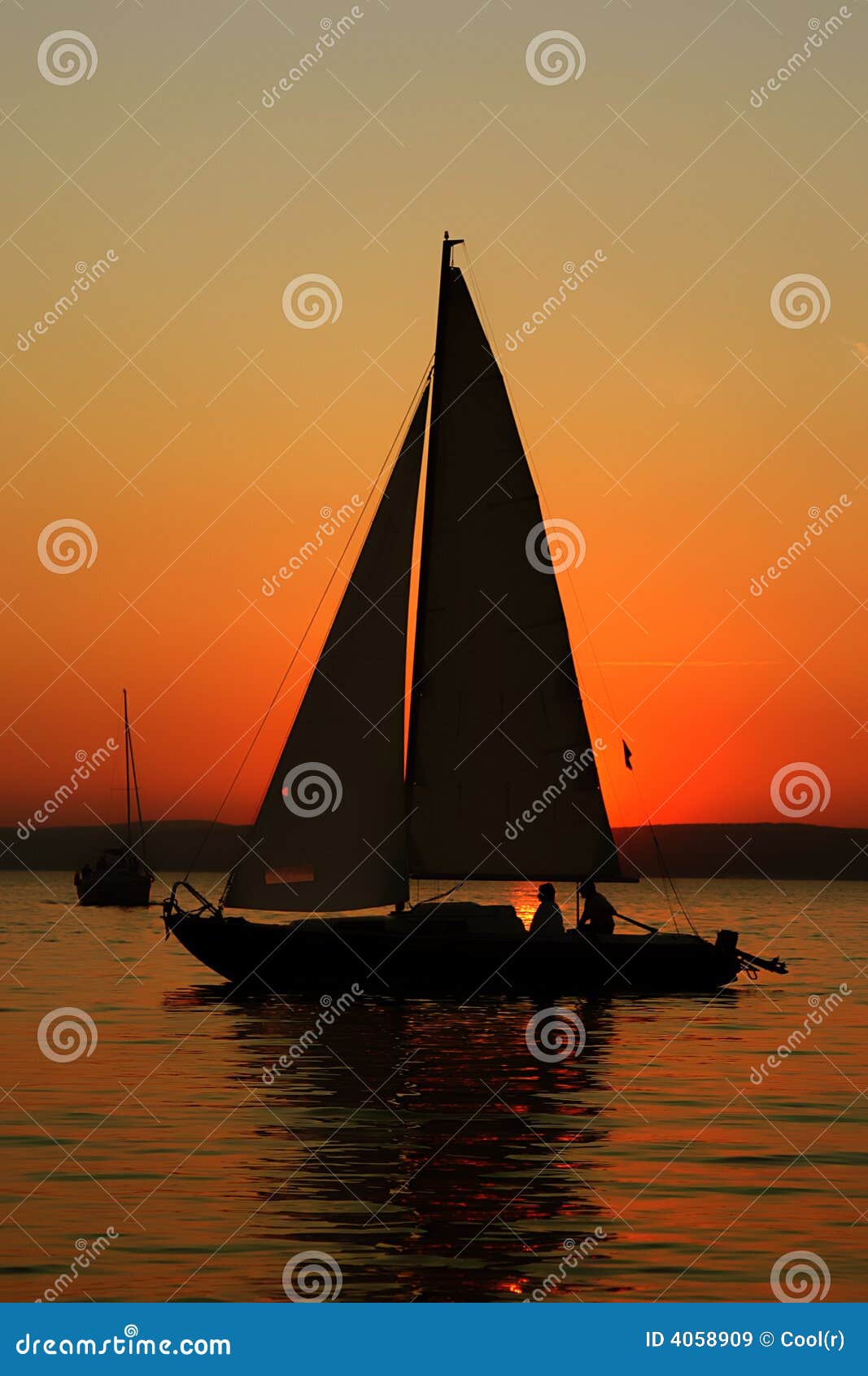 Zeilboot Met Mensen in Zonsondergang Stock Afbeelding - Image of strand ...