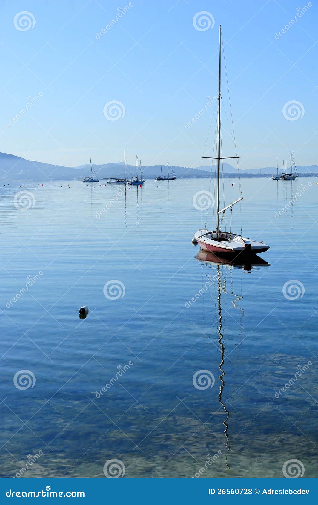 Zeilboot op glazig water stock foto. Image of rustig - 26560728