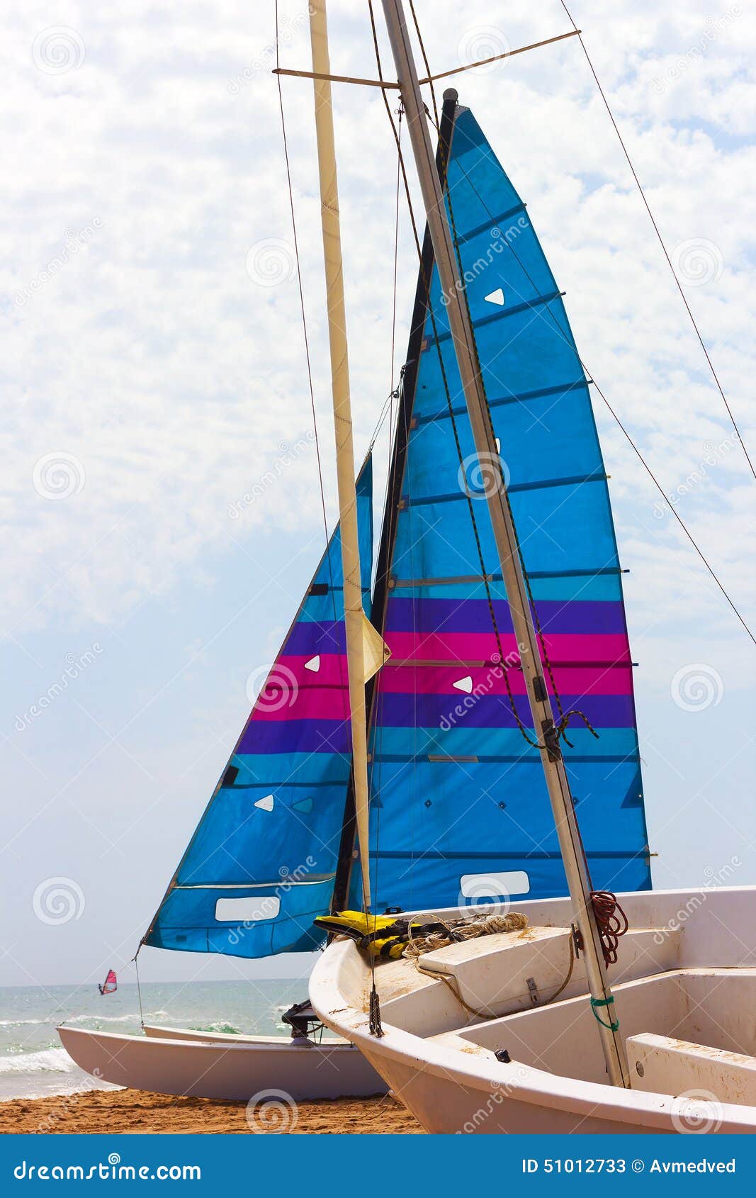 Zeilboot op het Strand stock afbeelding. Image of tropisch - 51012733