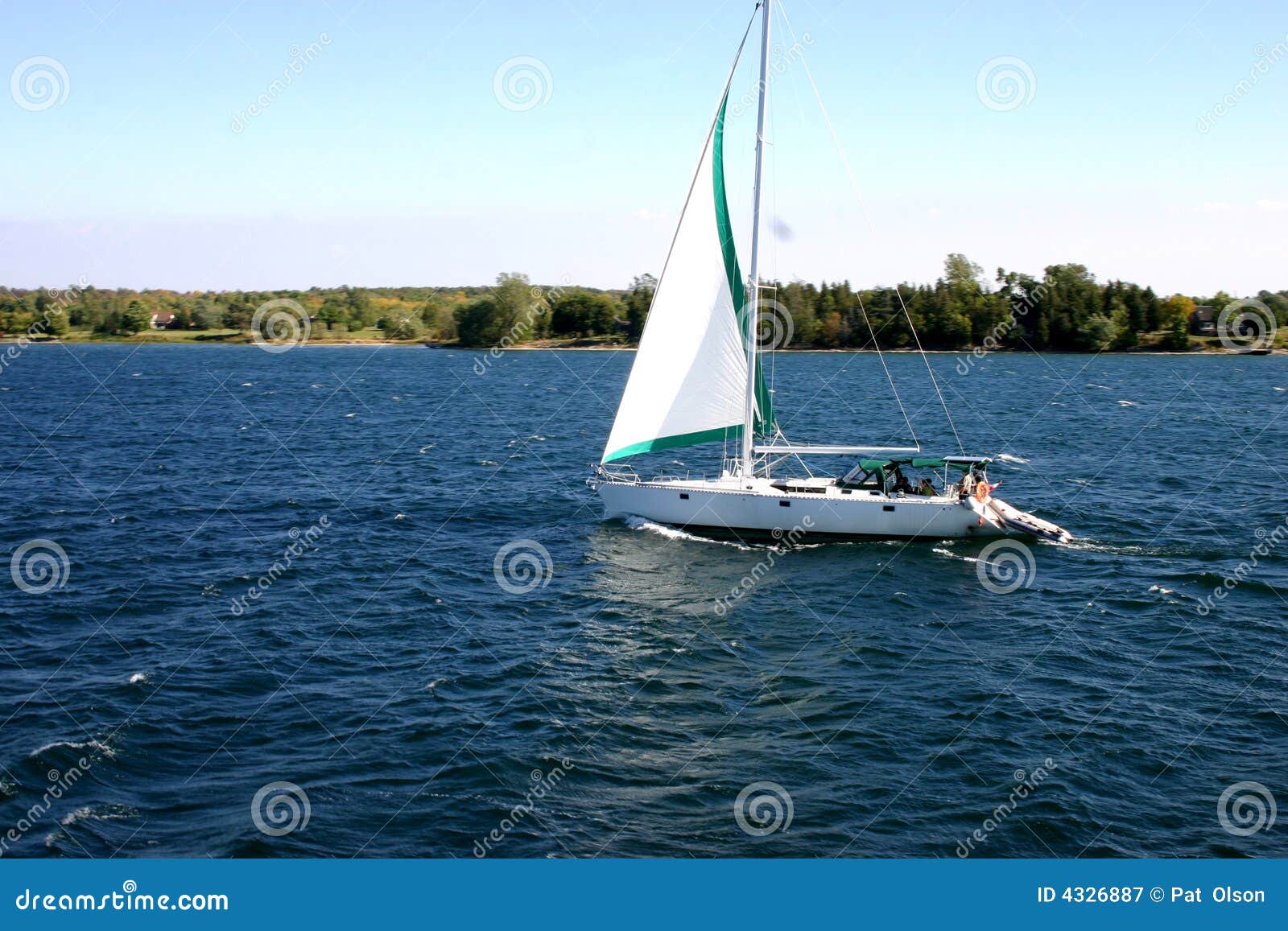 Zeilboot op rivier stock afbeelding. Image of zeilboot - 4326887