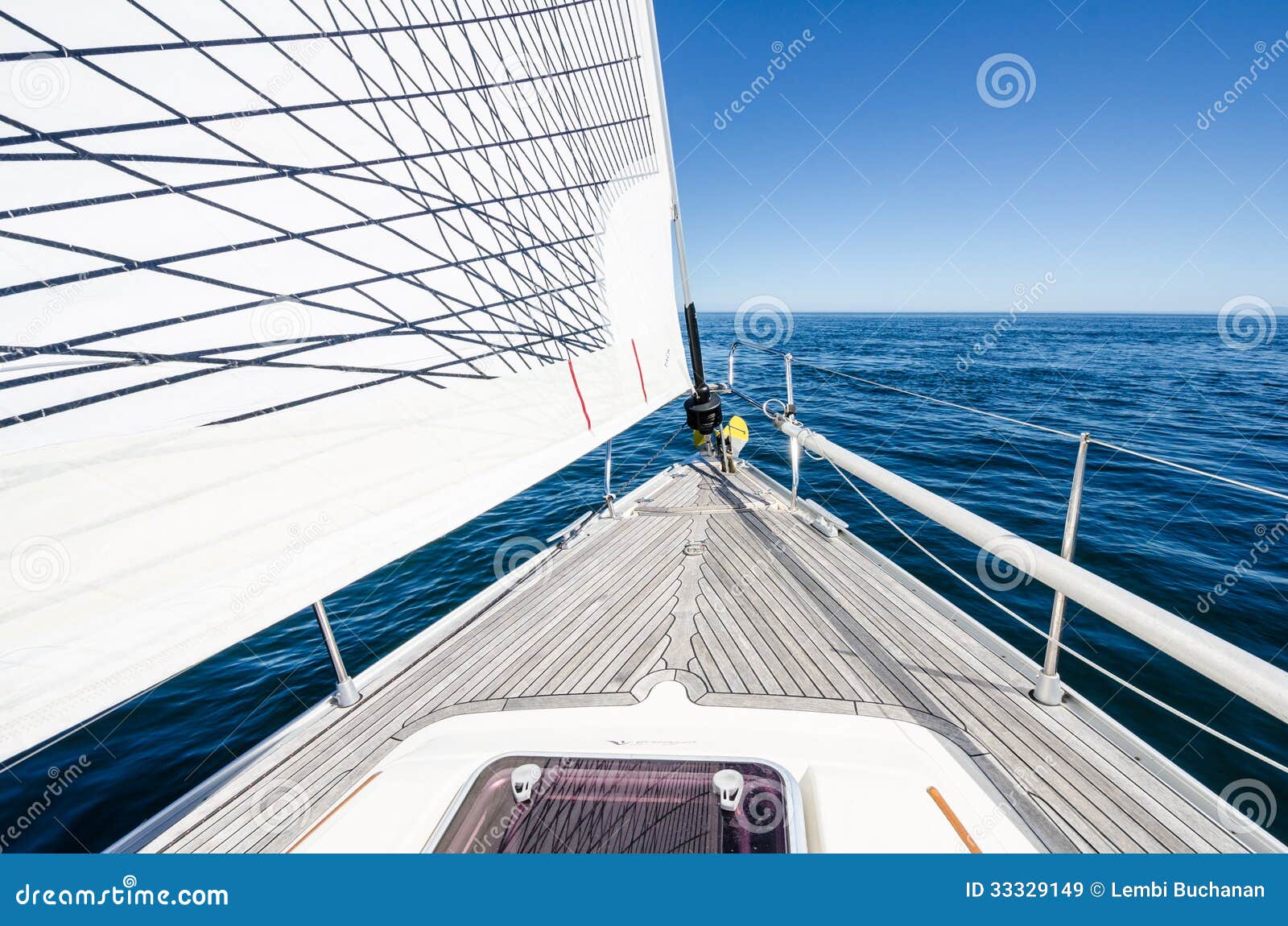 Zeilboot op zee stock afbeelding. Image of vrijetijdsbesteding - 33329149