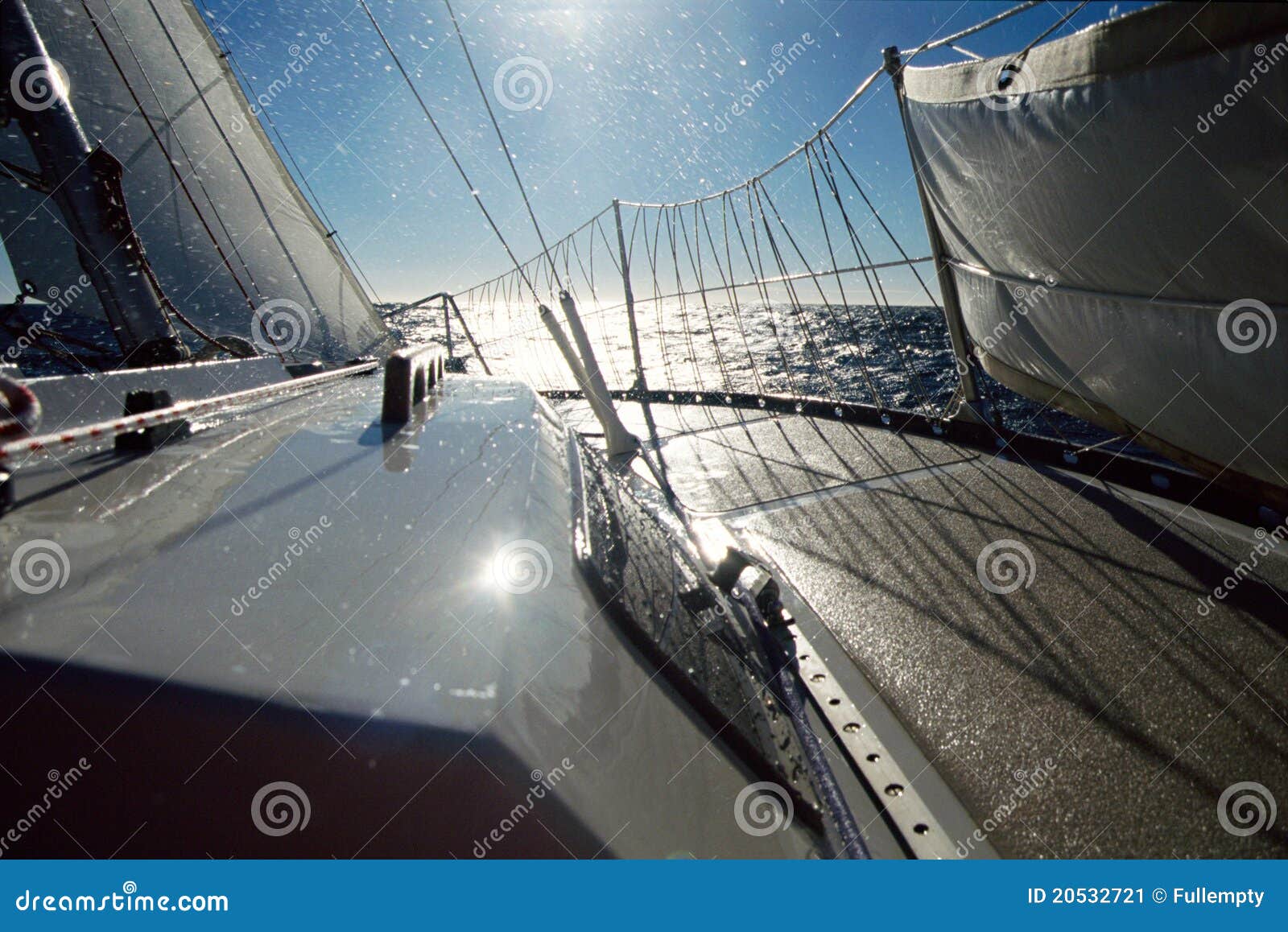 Zeilboot Op Zee En Druppeltjes Van Water Stock Afbeelding - Image of ...