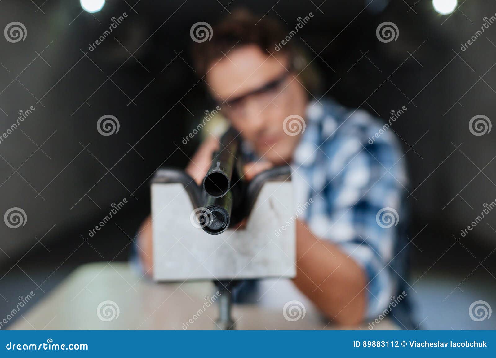 Zekere Professionele Scherpschutter Die Naar U Streven Stock Foto ...