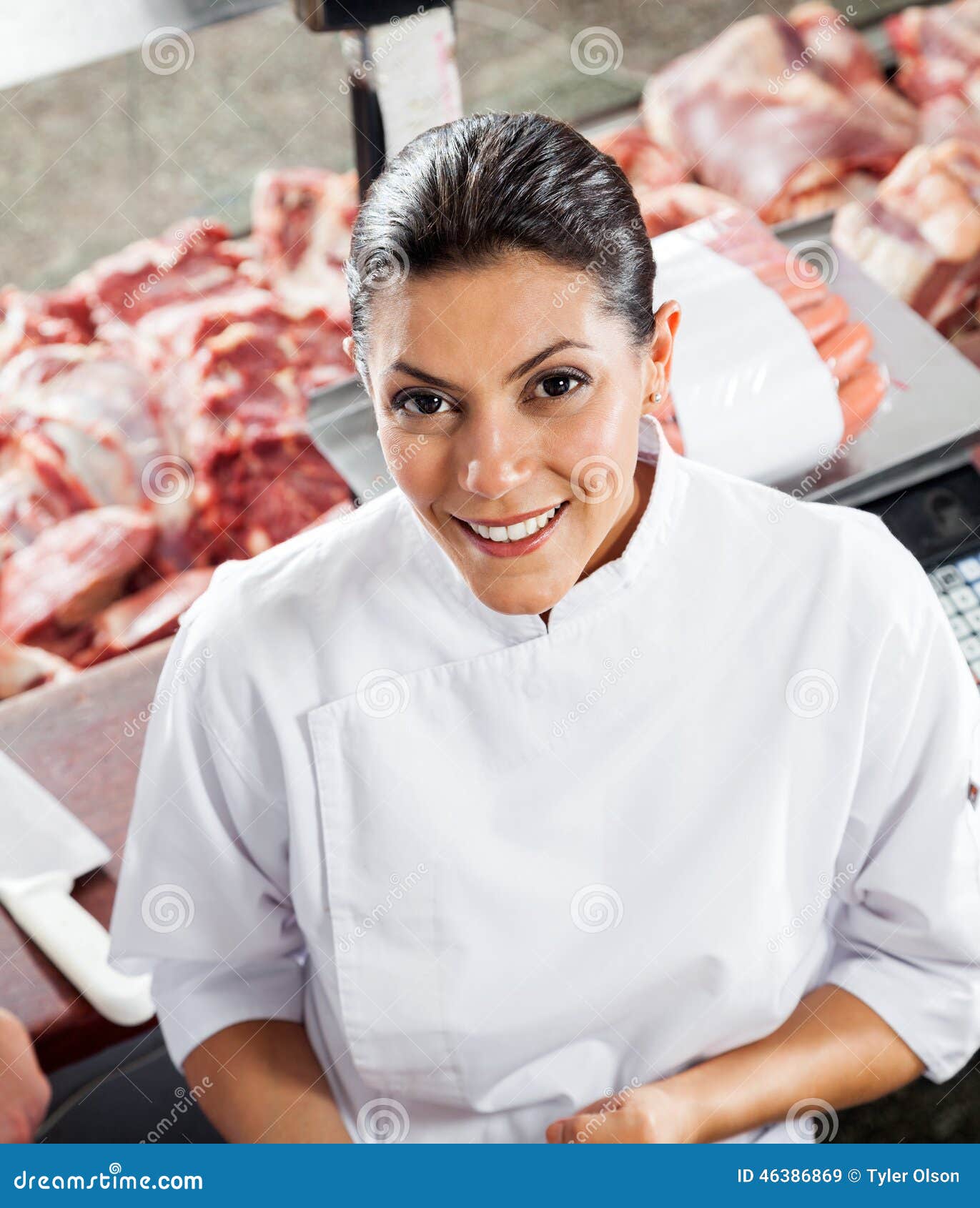 Zekere Vrouwelijke Slager Standing at Display Stock Afbeelding - Image ...