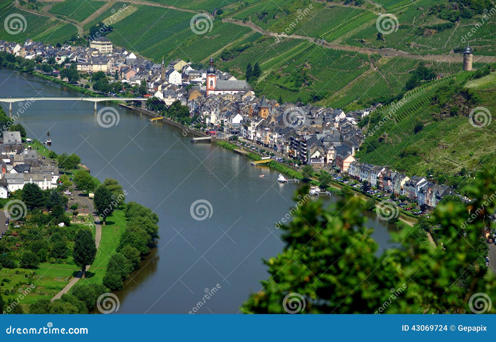 Zell auf dem Mosel-Fluss stockfoto. Bild von häuser, deutschland - 43069724