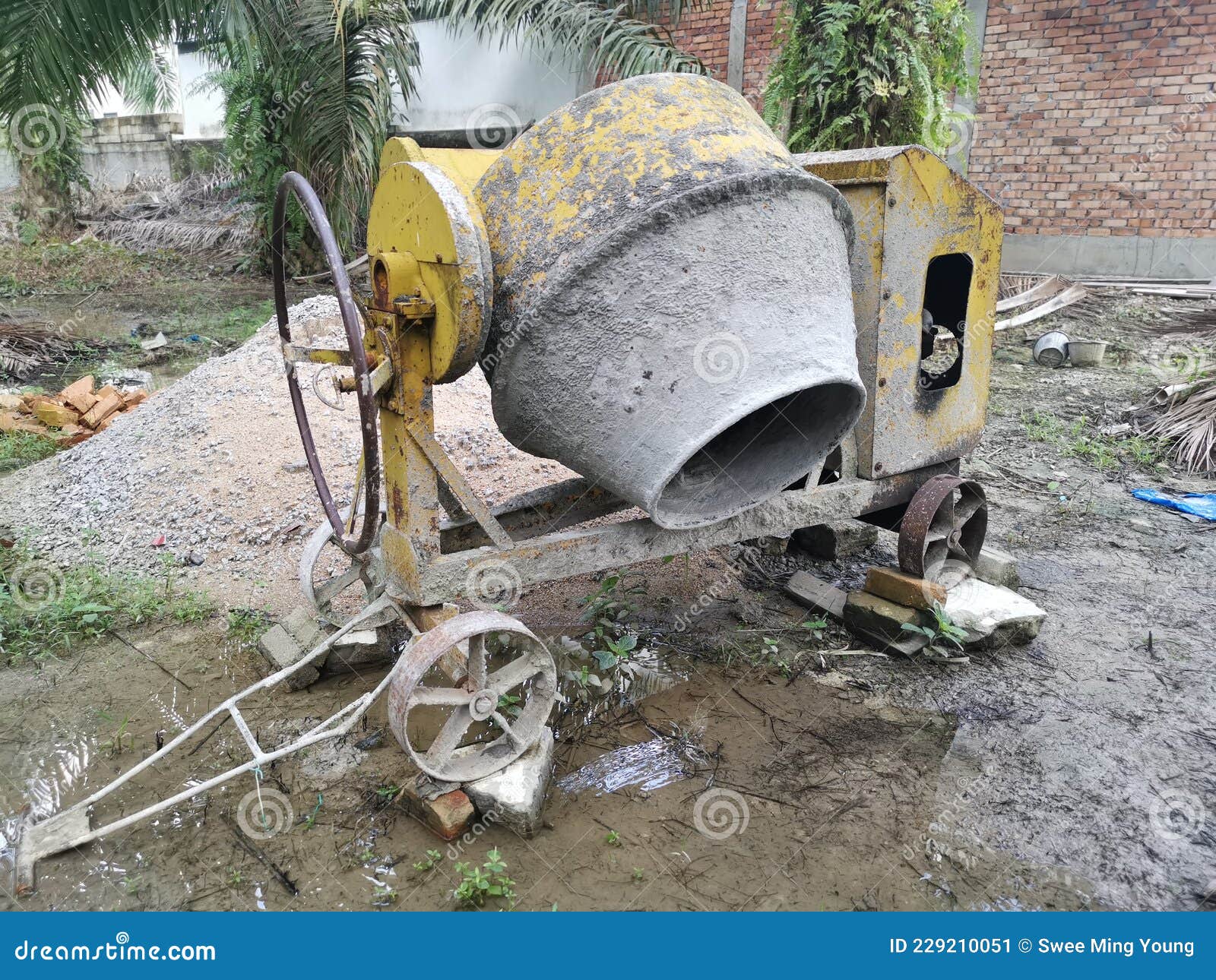 Zement- Oder Betonmischmaschine Auf Dem Bauernhof Stockbild - Bild von ...