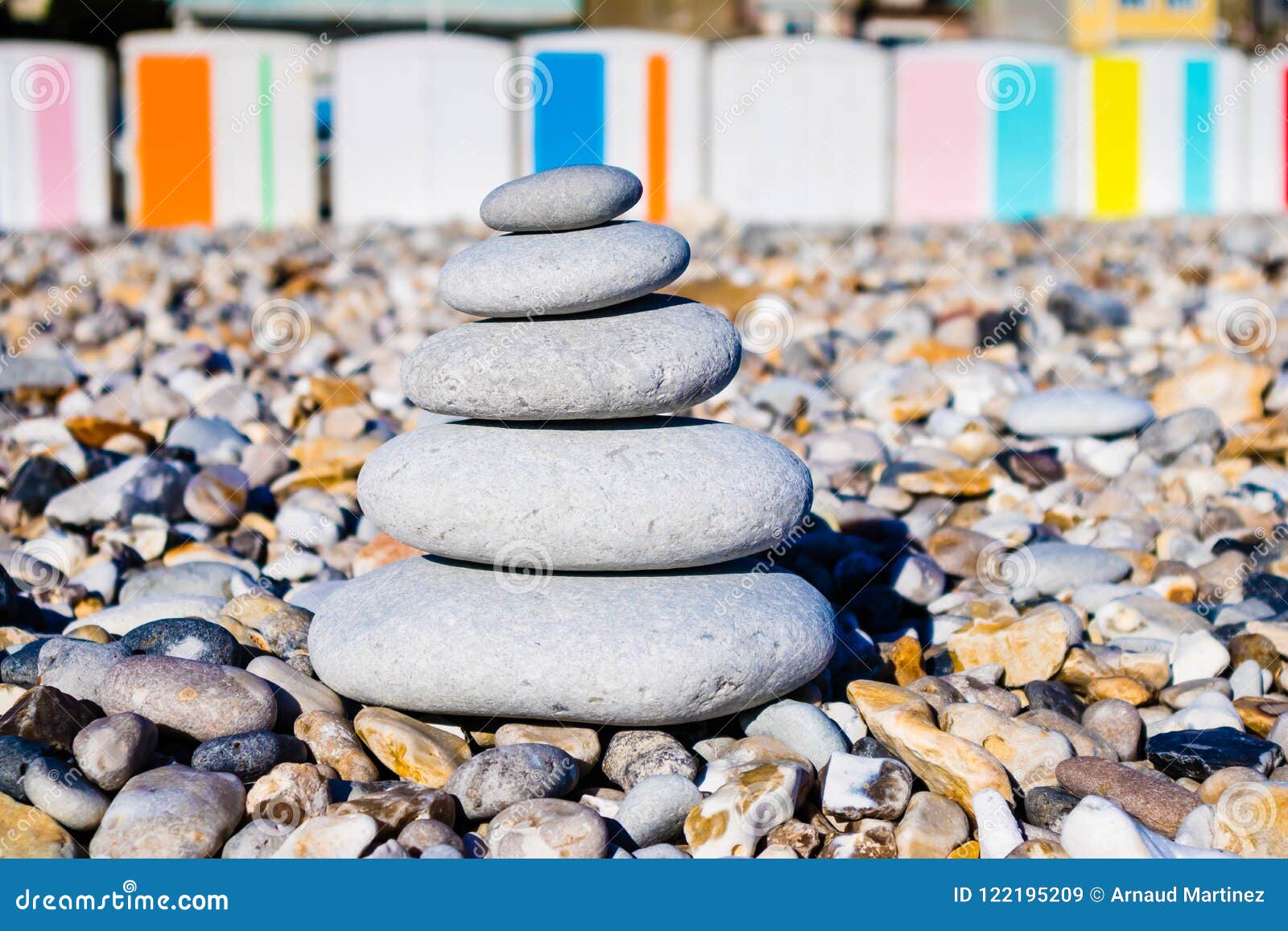 Zen Pabbles Stenen Op Het Strand Stock Afbeelding - Image of blauw ...