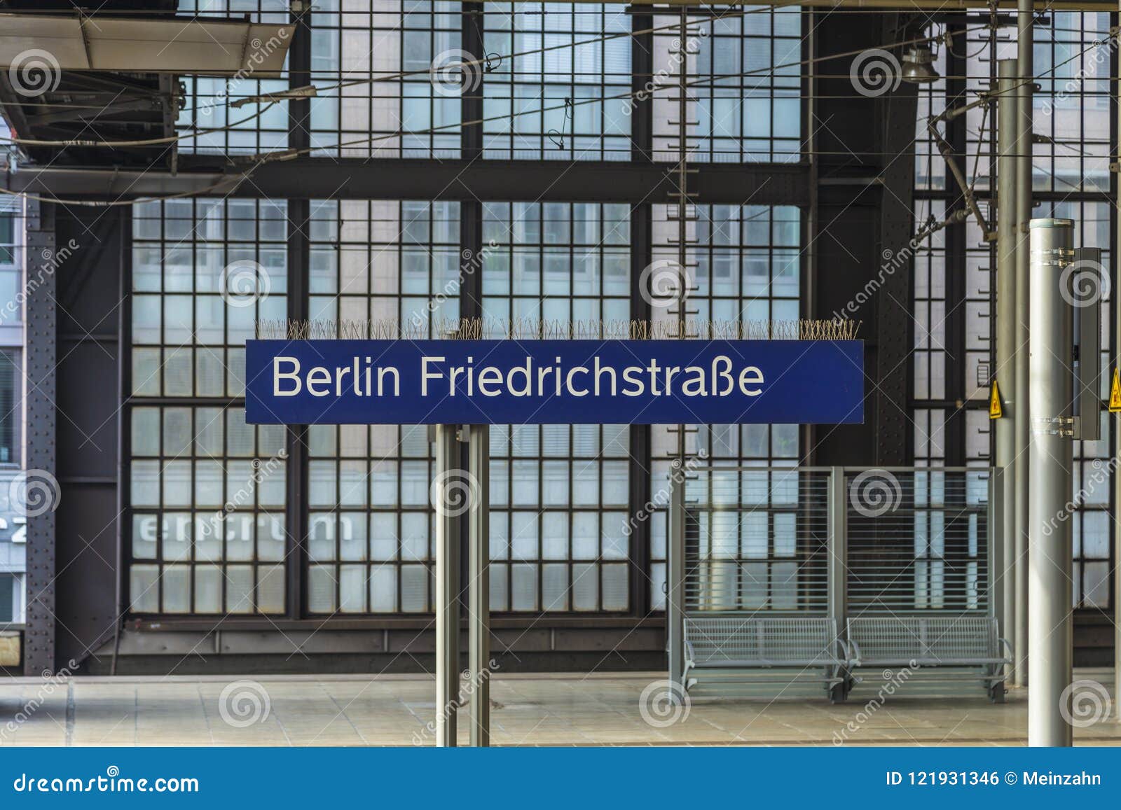 Zentrale S-Bahn Zeichen Berlins Station Bei Friedrichstrasse Stockfoto ...