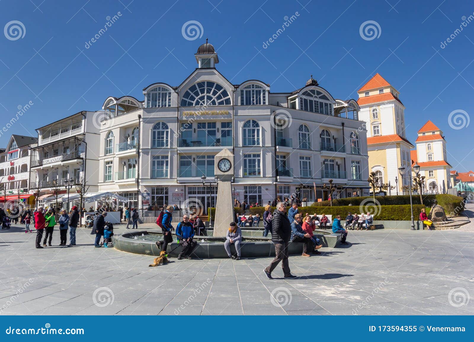 Zentraler Platz an Der Promenade Von Rugen-Insel Binz Auf ... Zentraler Platz an Der Promenade Von Rugen-Insel Binz Auf ...