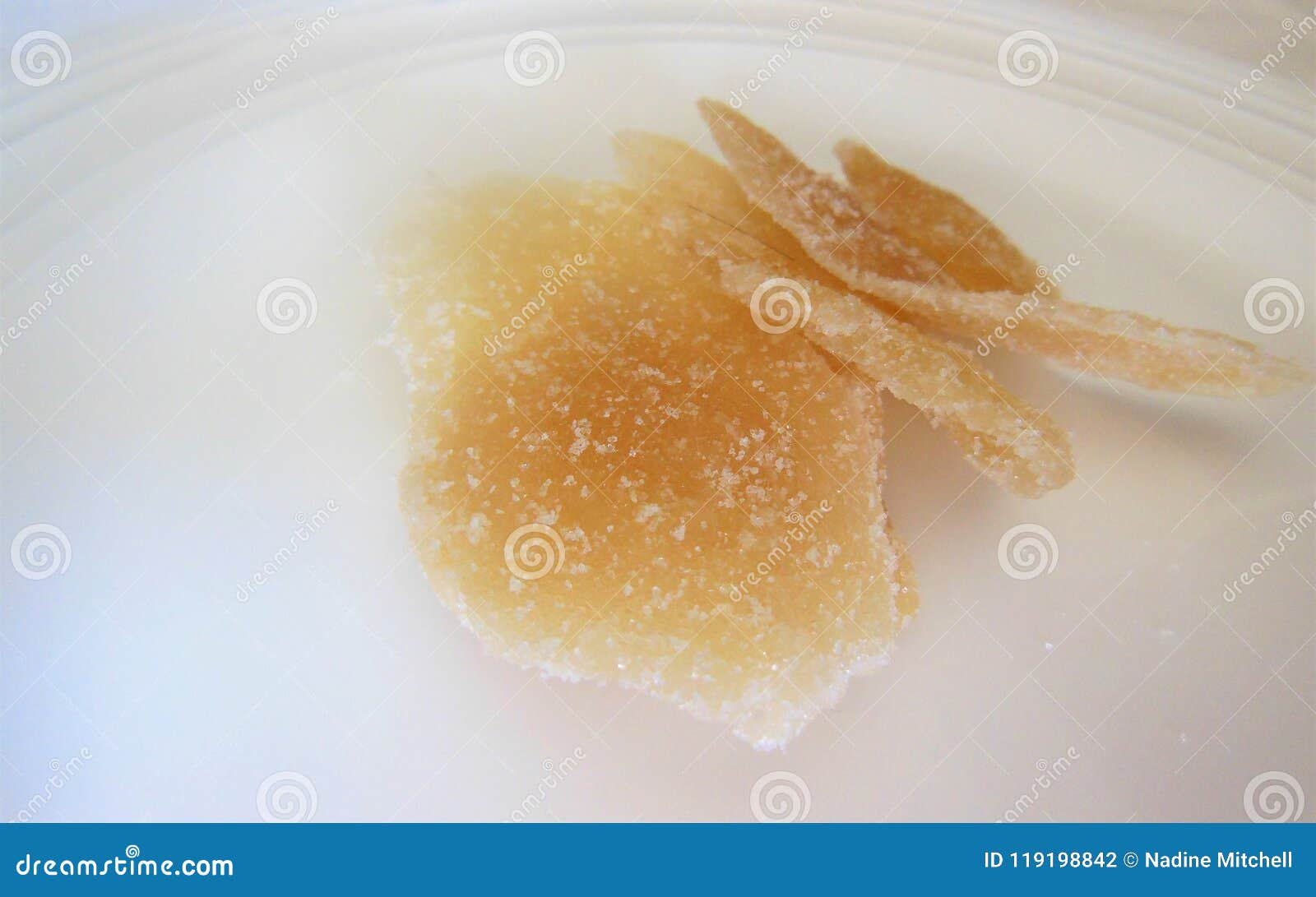 Zenzero Candito Su Un Piatto Bianco Fotografia Stock - Immagine di ...