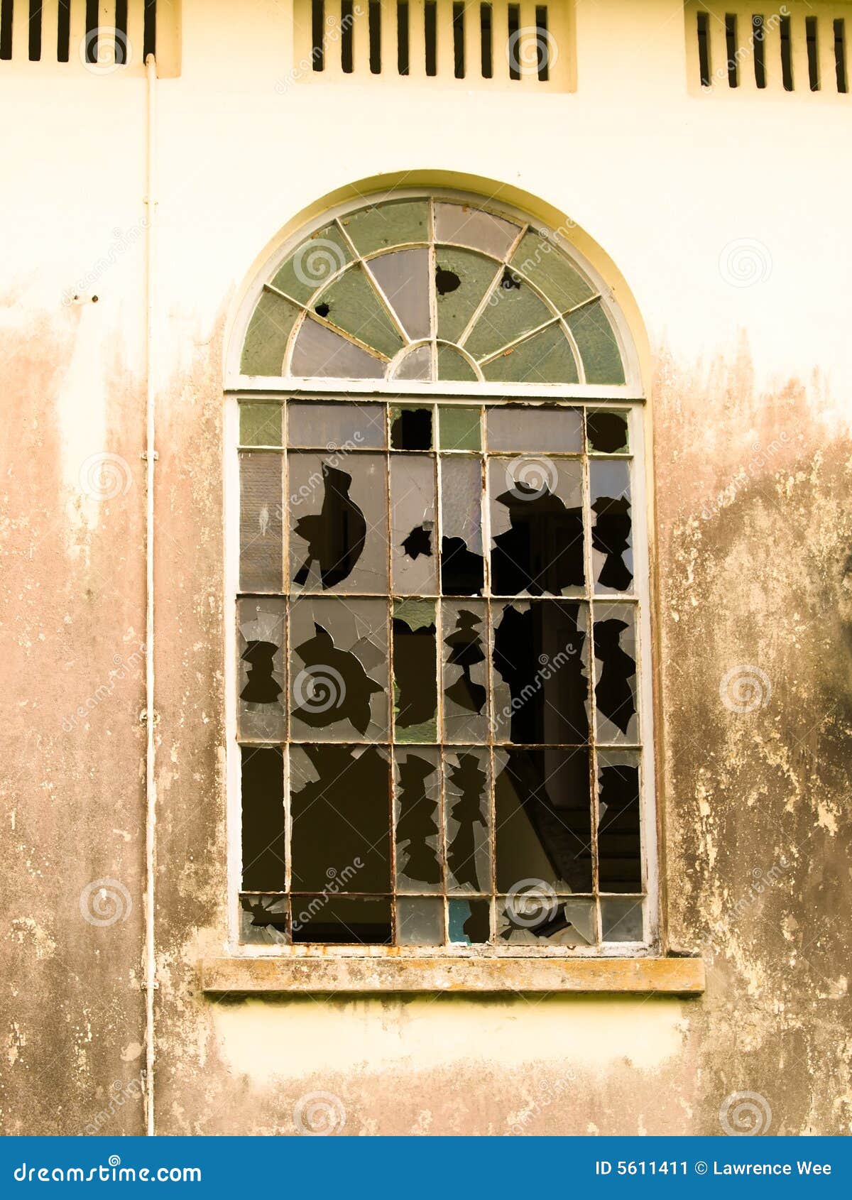 Zerbrochen stockbild. Bild von veraltet, form, zerfall - 5611411