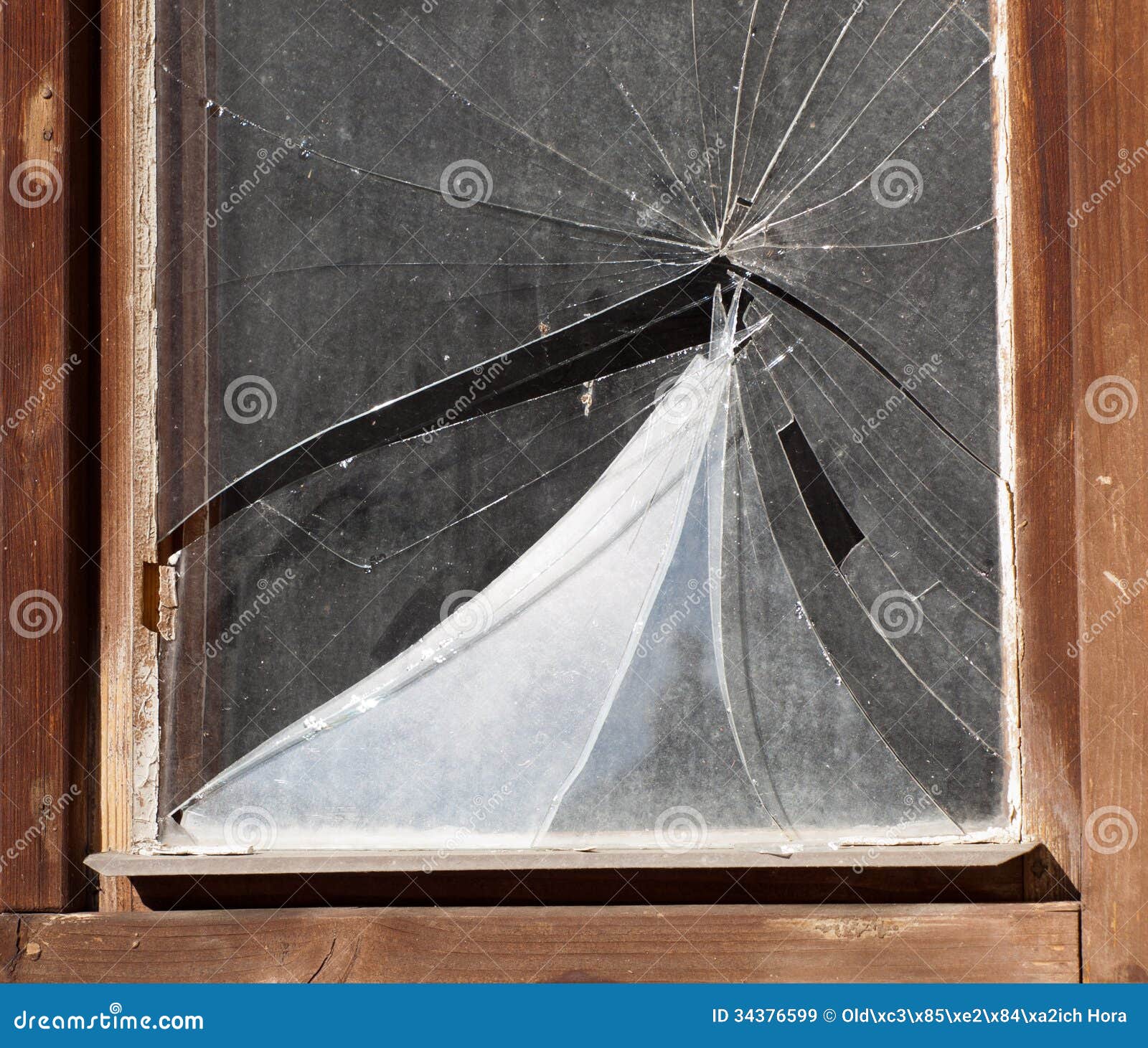 Zerbrochene Fensterscheibe stockbild. Bild von glas, falsch - 34376599