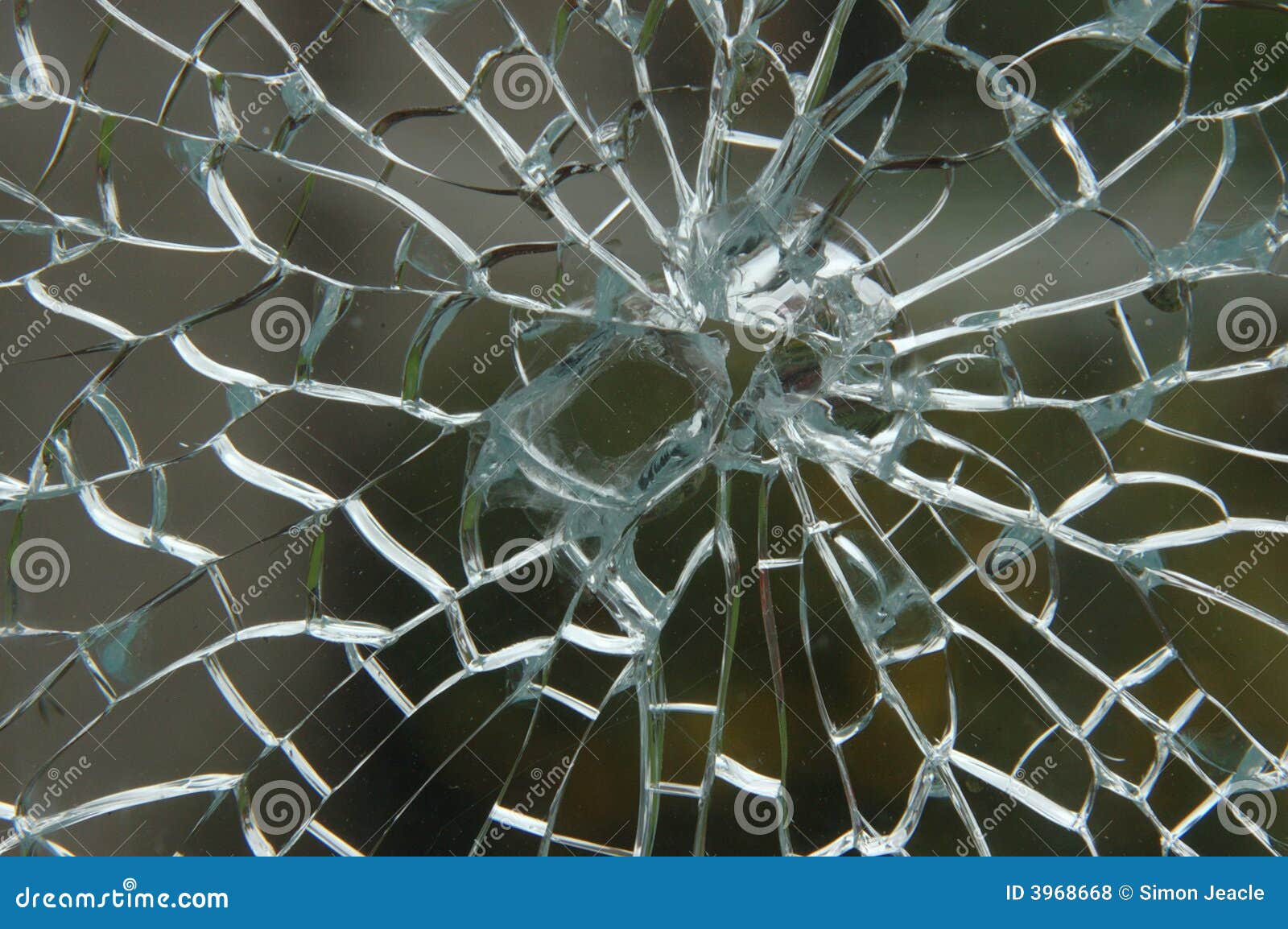 Zerbrochene Glasscheibe stockfoto. Bild von raum, zerbrochen - 3968668