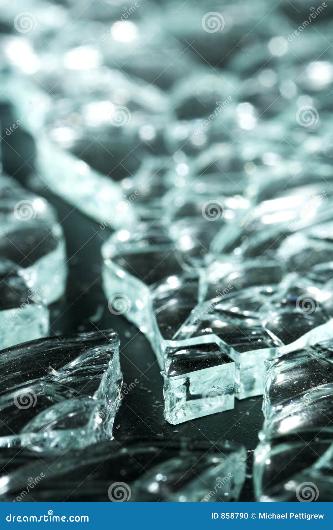 Zerbrochenes Glas stockfoto. Bild von gefahr, zerquetscht - 858790