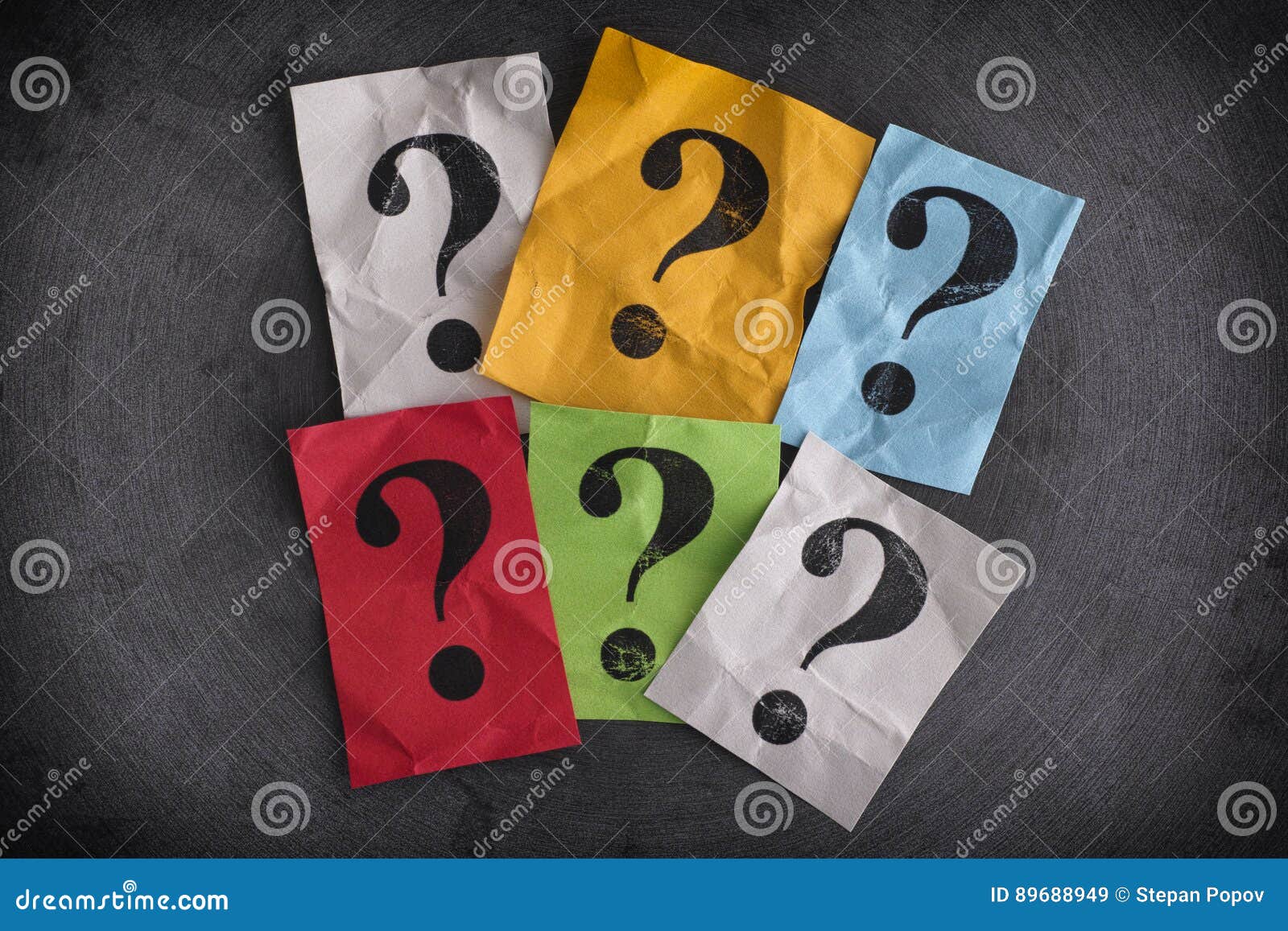 Zerknitterte Bunte Papieranmerkungen Mit Fragezeichen Stockbild - Bild ...