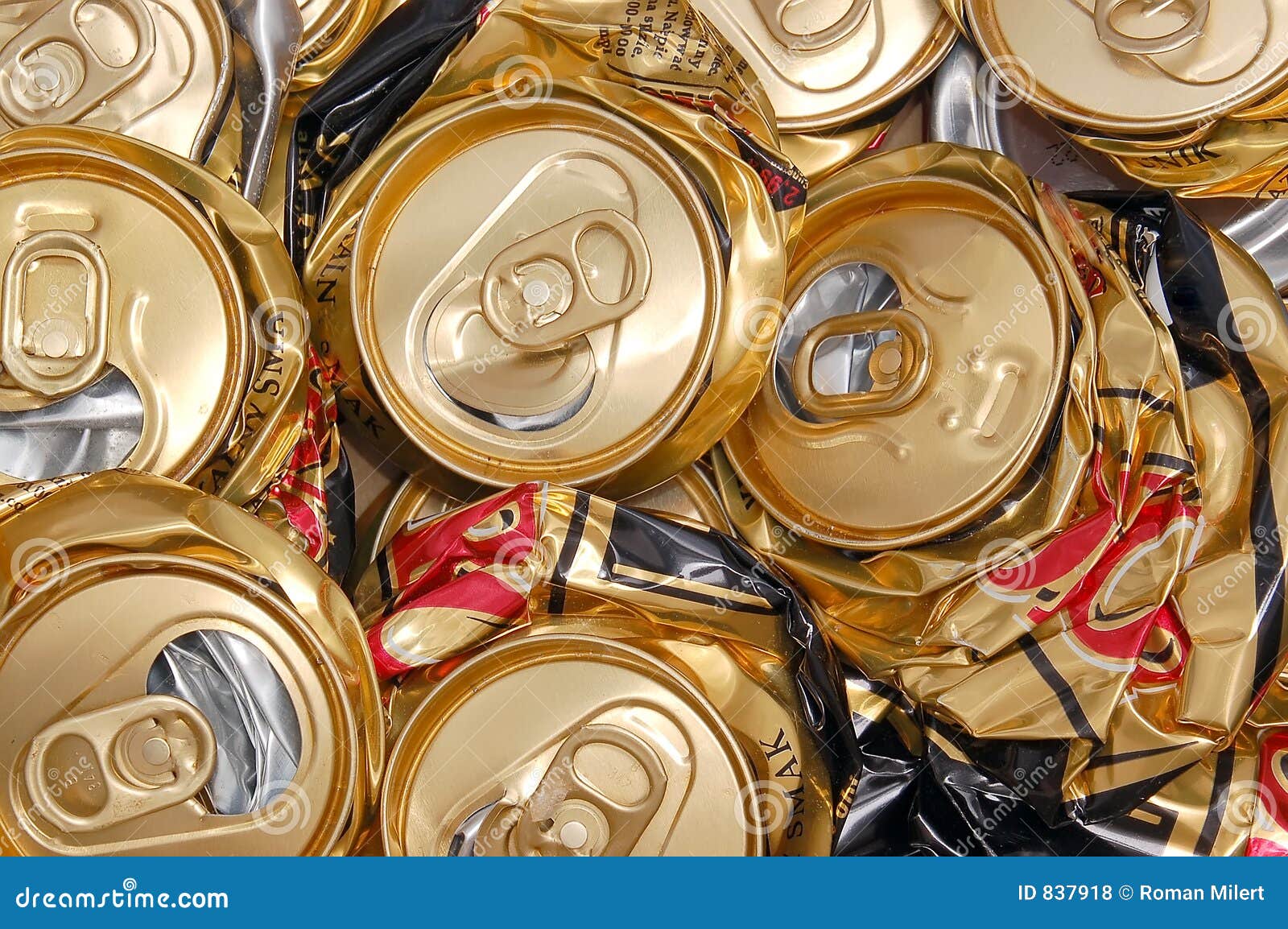 Zerquetschte Bierdosen stockfoto. Bild von wiederverwertung - 837918