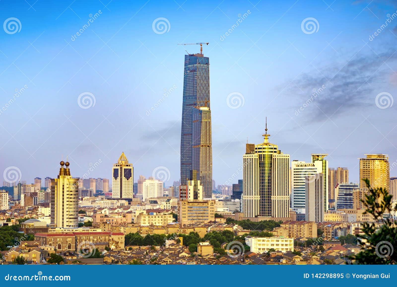 Paisaje Urbano De Zhenjiang Stock Image - Image of city, tower: 142298895