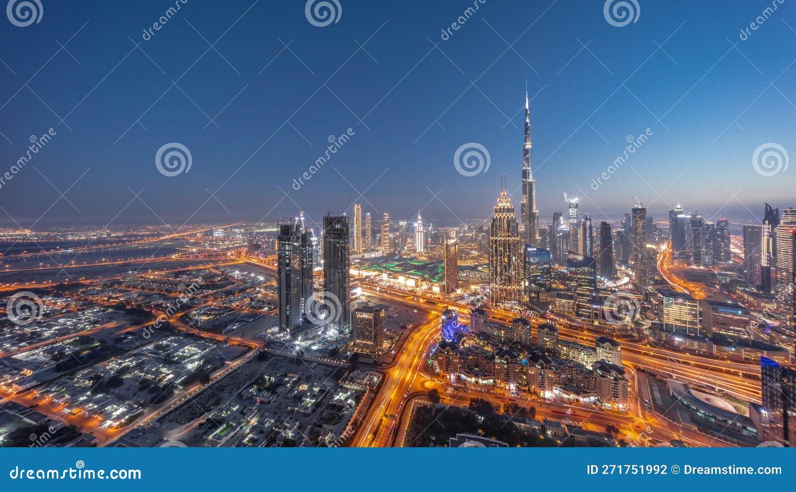 Zicht Vanuit De Lucht Op De Grootste Torens in Dubai in Het Centrum Van ... Zicht Vanuit De Lucht Op De Grootste Torens in Dubai in Het Centrum Van ...