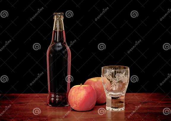 Zider stockfoto. Bild von makro, reflexionen, zider, glas - 45837238