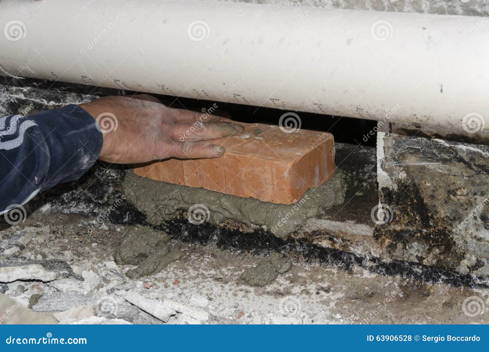 Ziegelstein mit Zement stockfoto. Bild von umstrukturieren - 63906528